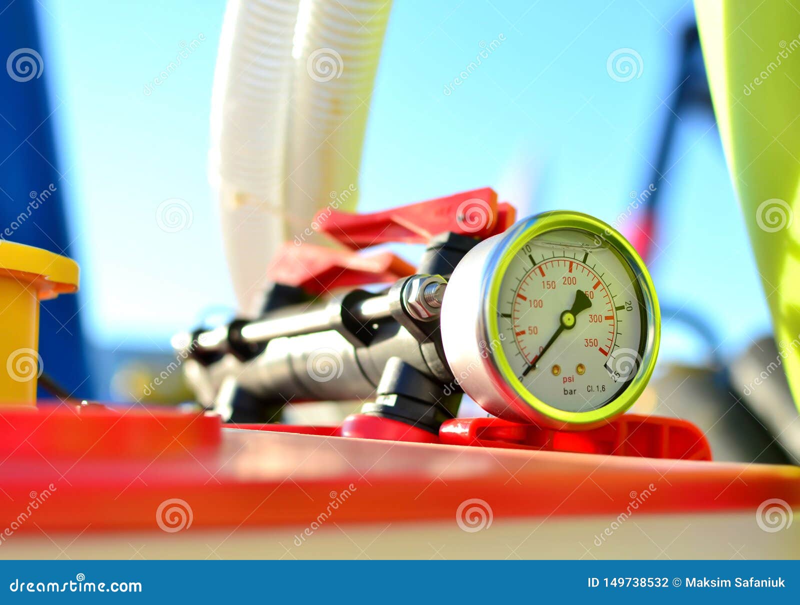 Round Mechanical Pressure Gauge Stock Photo - Image of fuel, extreme ...