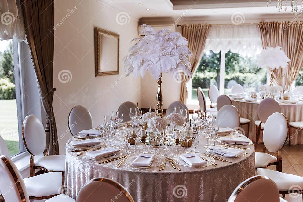 Round table setting stock image. Image of gatsby, wedding - 314979125
