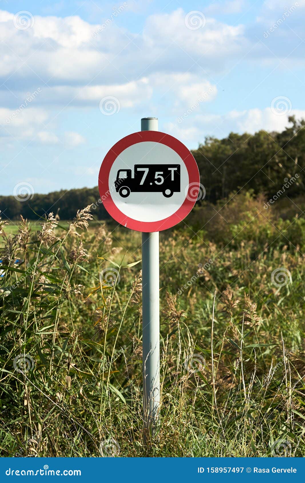 Round 7.5 Tonne Sign in the Village Road Stock Image - Image of post ...