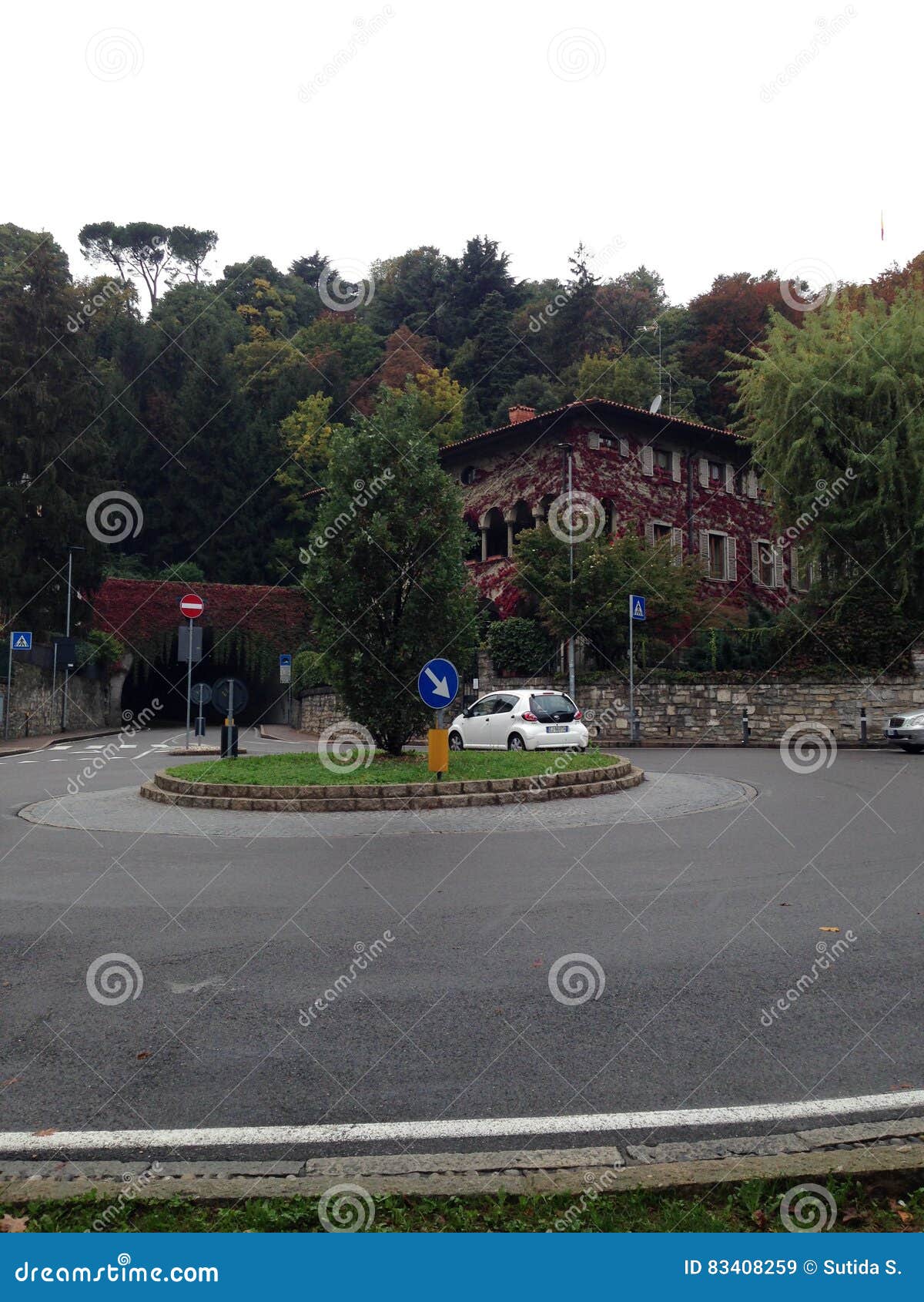Roundabout editorial stock image. Image of italy, road - 83408259