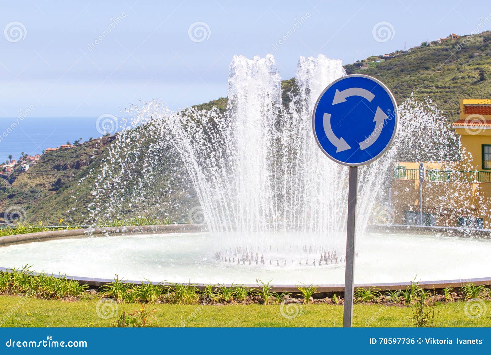 Roundabout Traffic Sign. Curved Arch Arrow Elements Stock Photo - Image ...