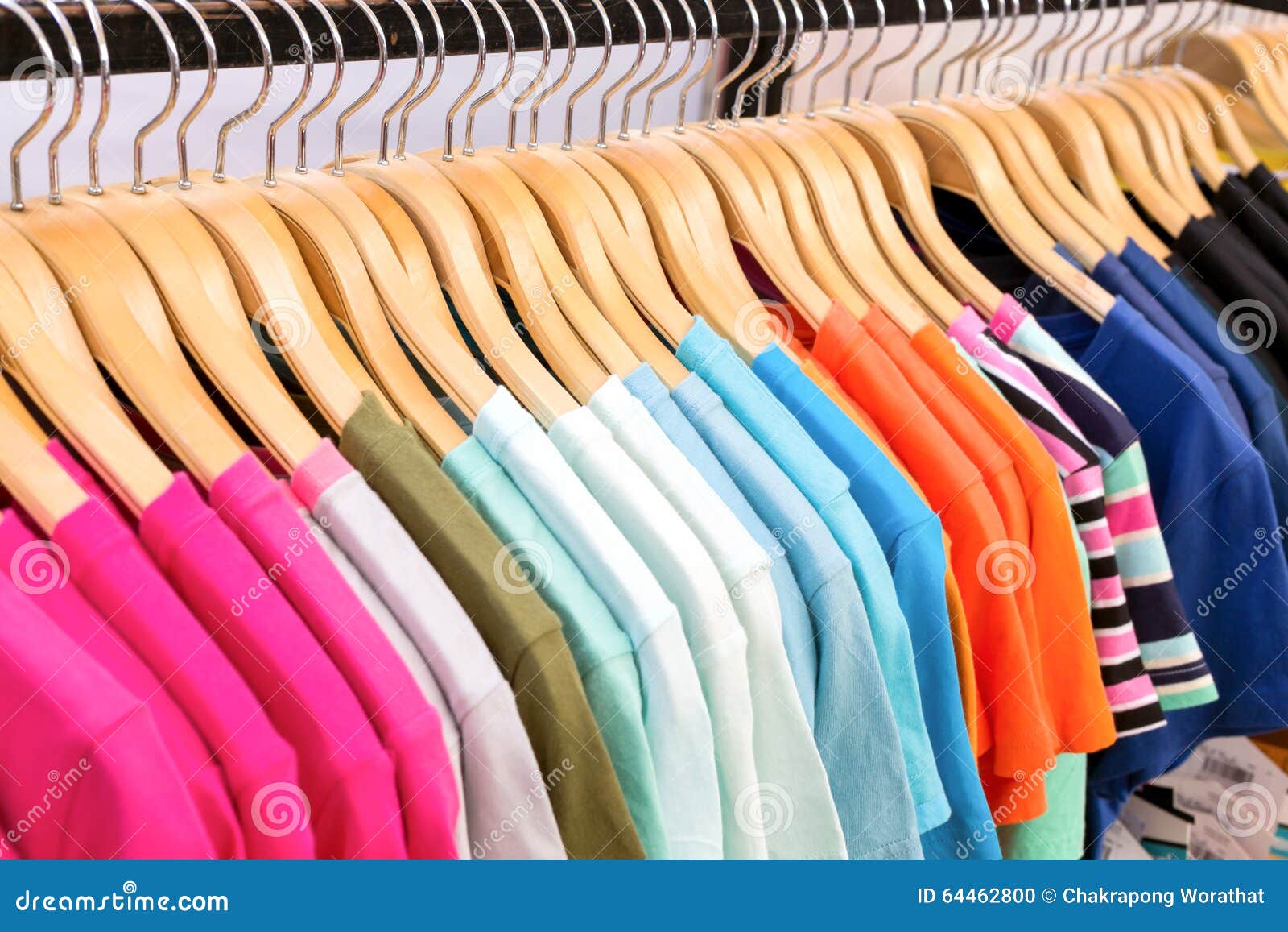 Roupa Nova Colorida Em Uma Loja Da Loja Foto de Stock - Imagem de cores ...