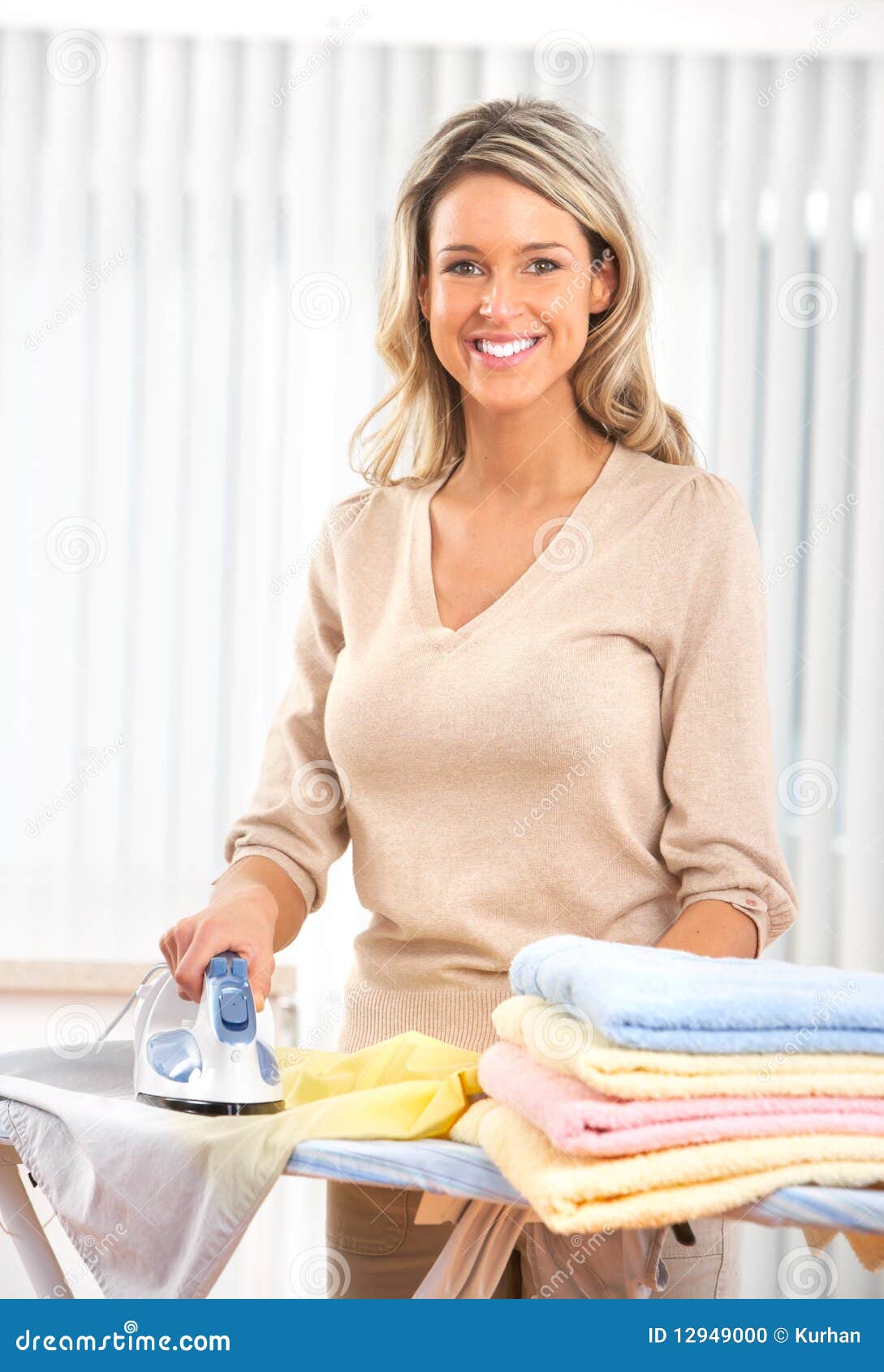 Roupa passando da mulher foto de stock. Imagem de povos - 12949000