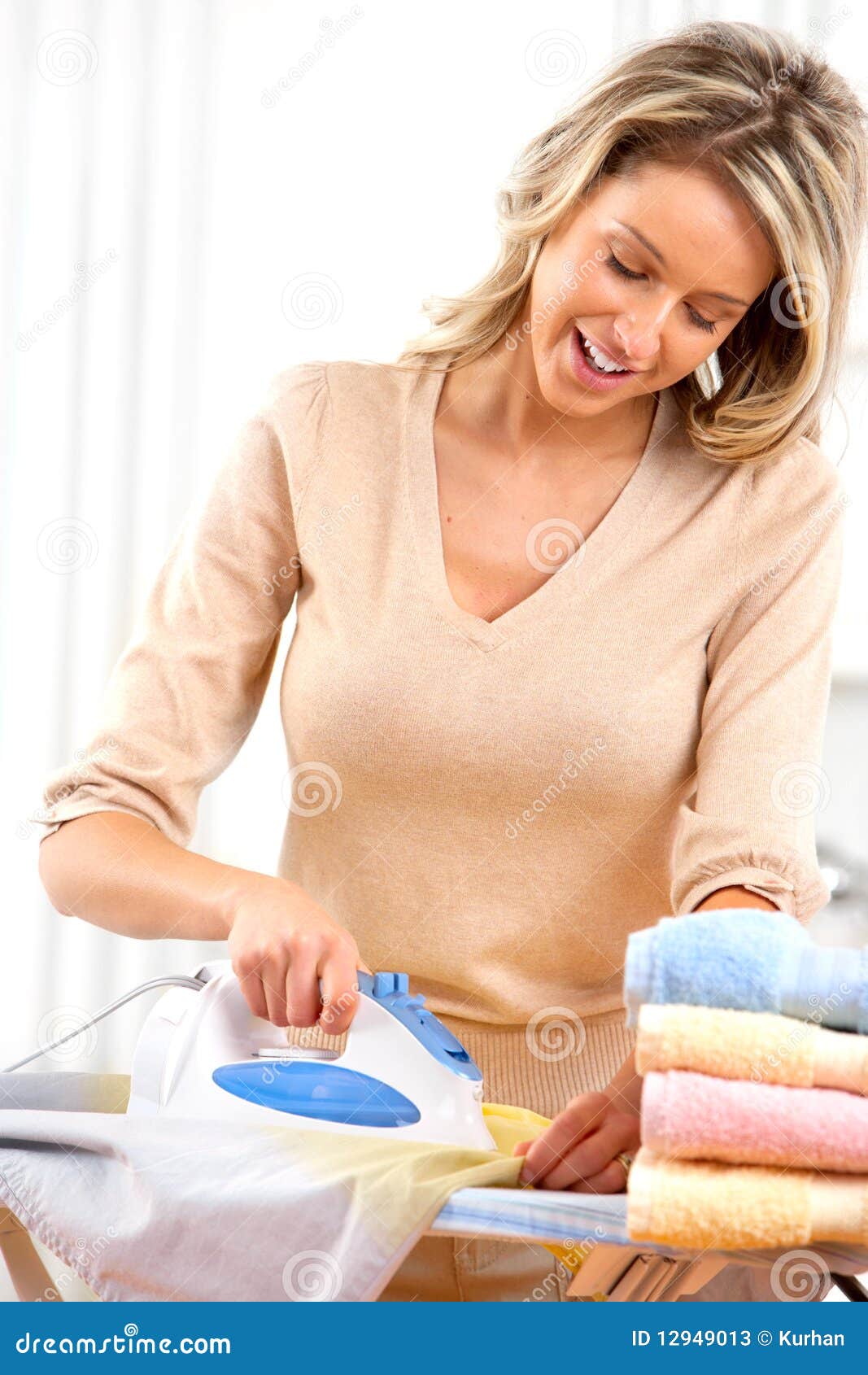 Roupa passando da mulher imagem de stock. Imagem de povos - 12949013