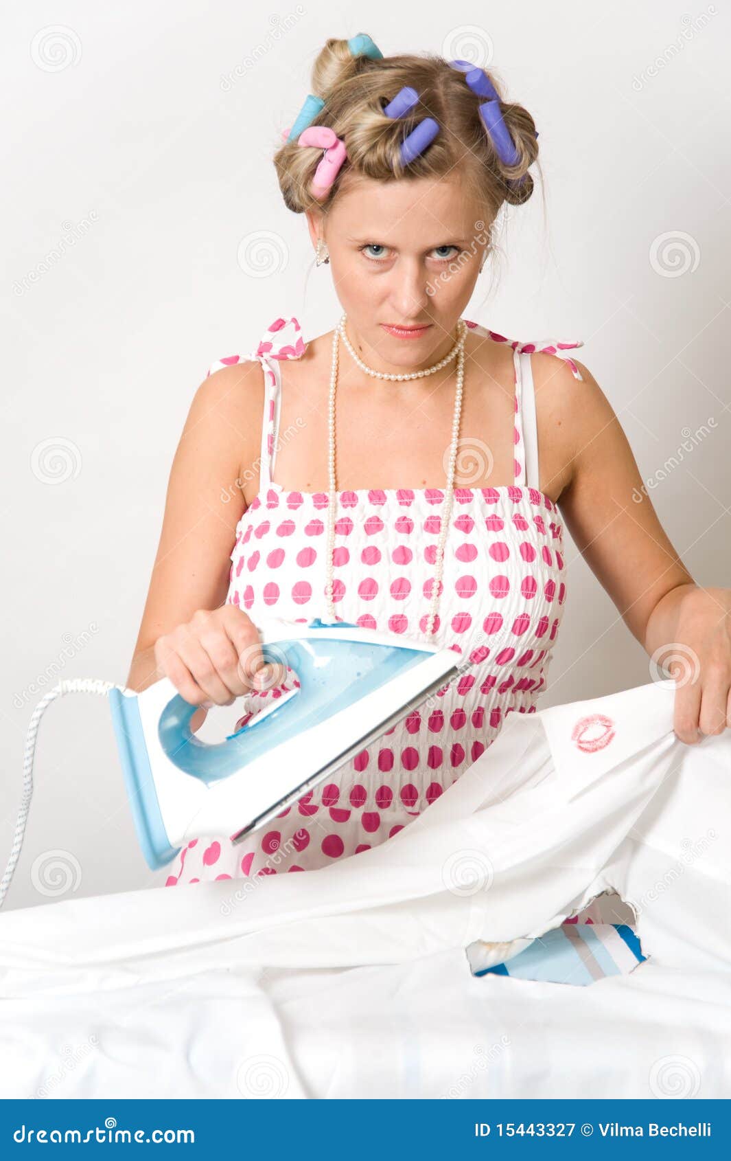 Roupa passando da mulher imagem de stock. Imagem de vertical - 15443327