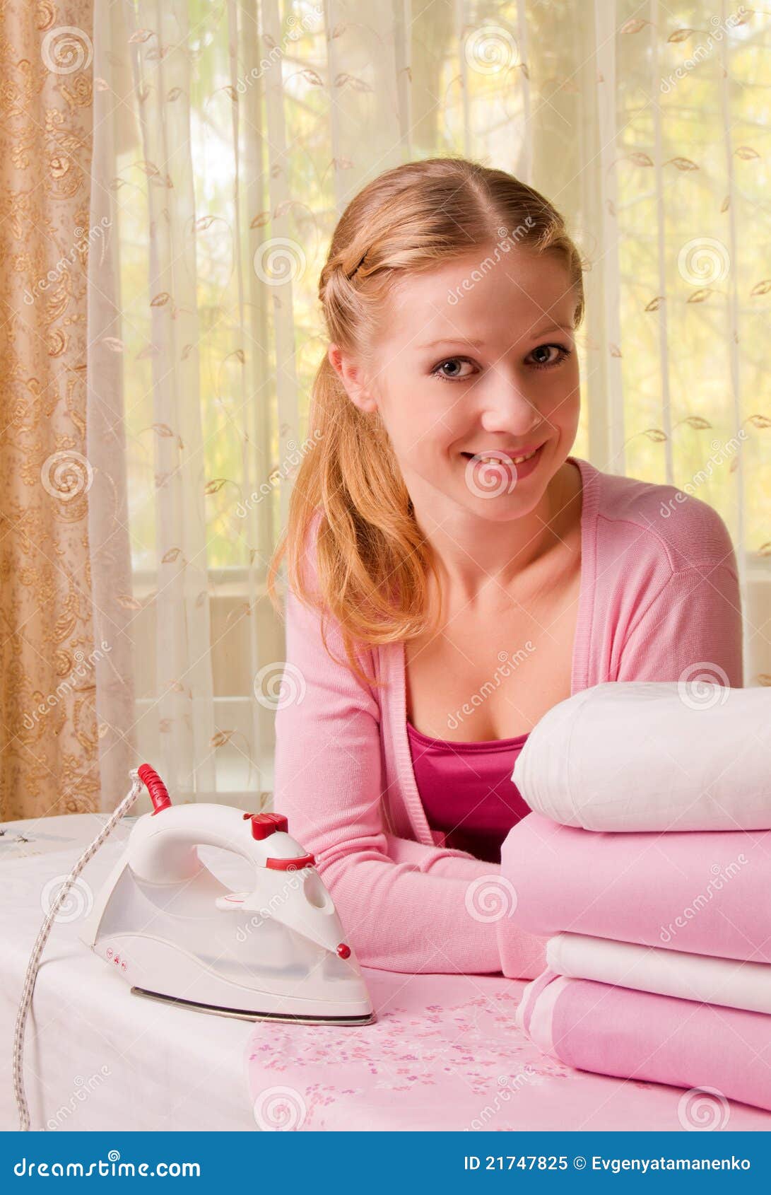 Roupa passando da mulher imagem de stock. Imagem de roupa - 21747825