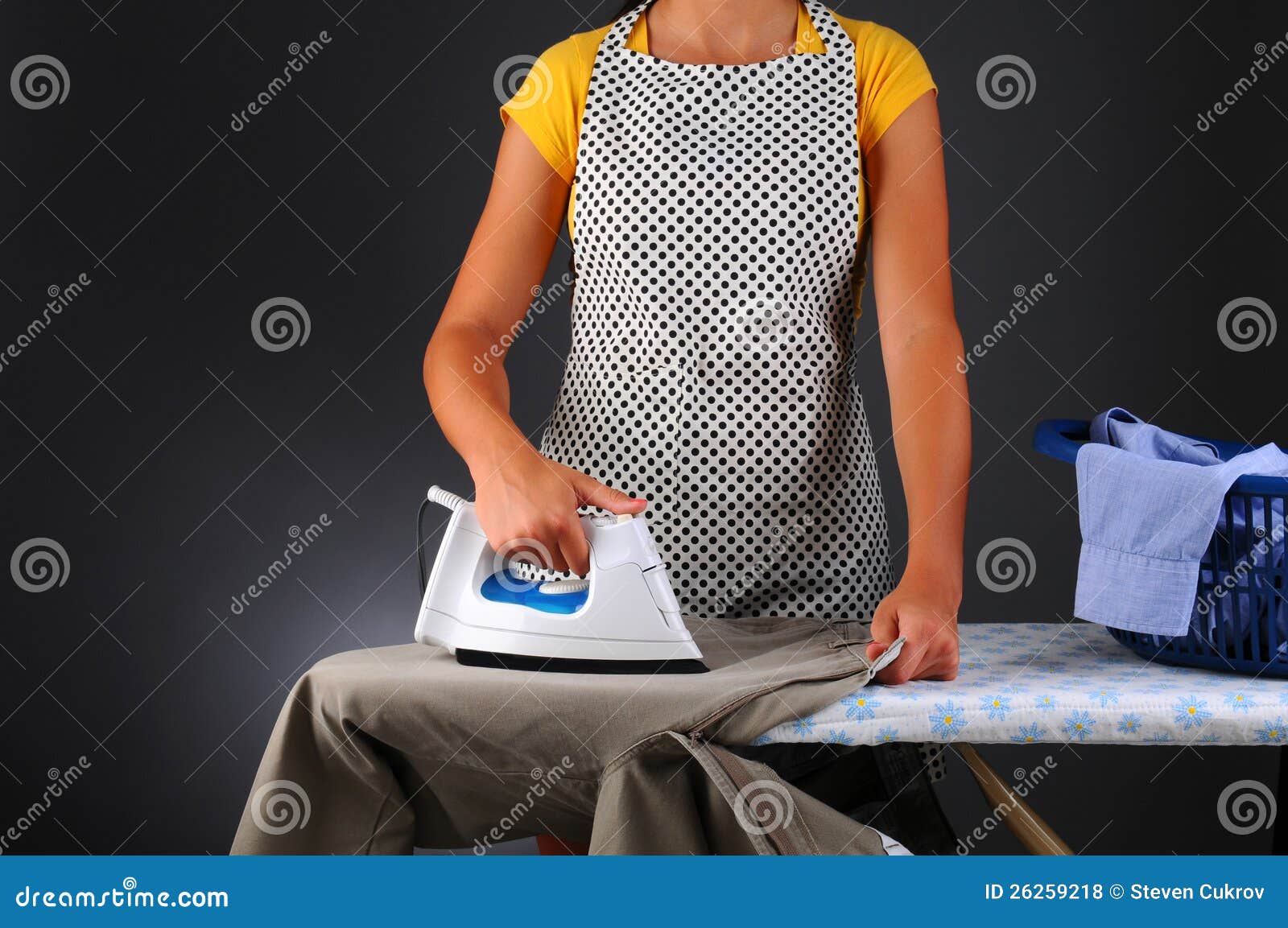 Roupa passando da mulher foto de stock. Imagem de empregada - 26259218