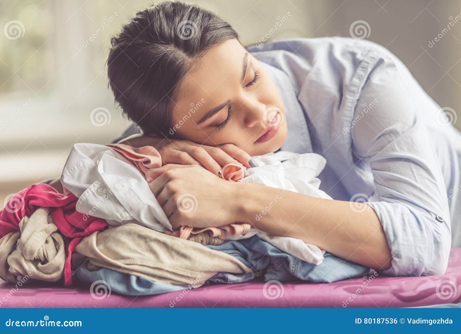 Roupa passando da mulher foto de stock. Imagem de empregada - 80187536