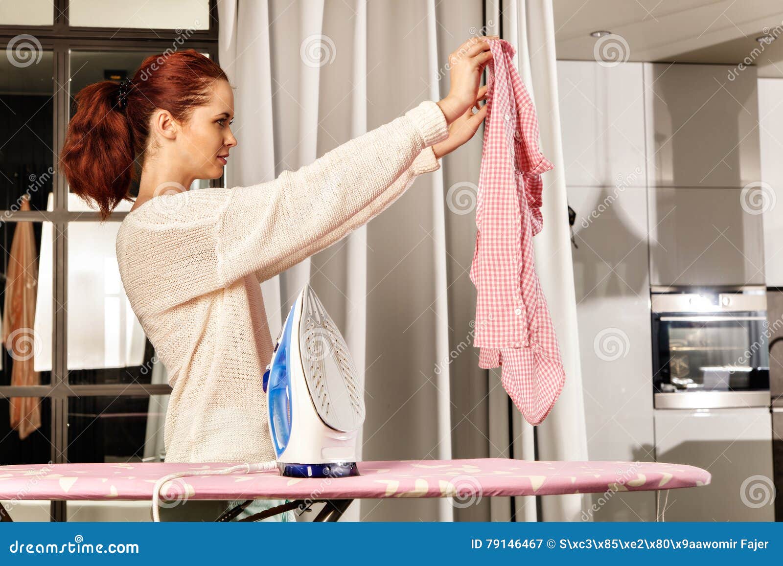 Roupa Passando Da Mulher Bonita Nova Ruivo Imagem de Stock - Imagem de ...