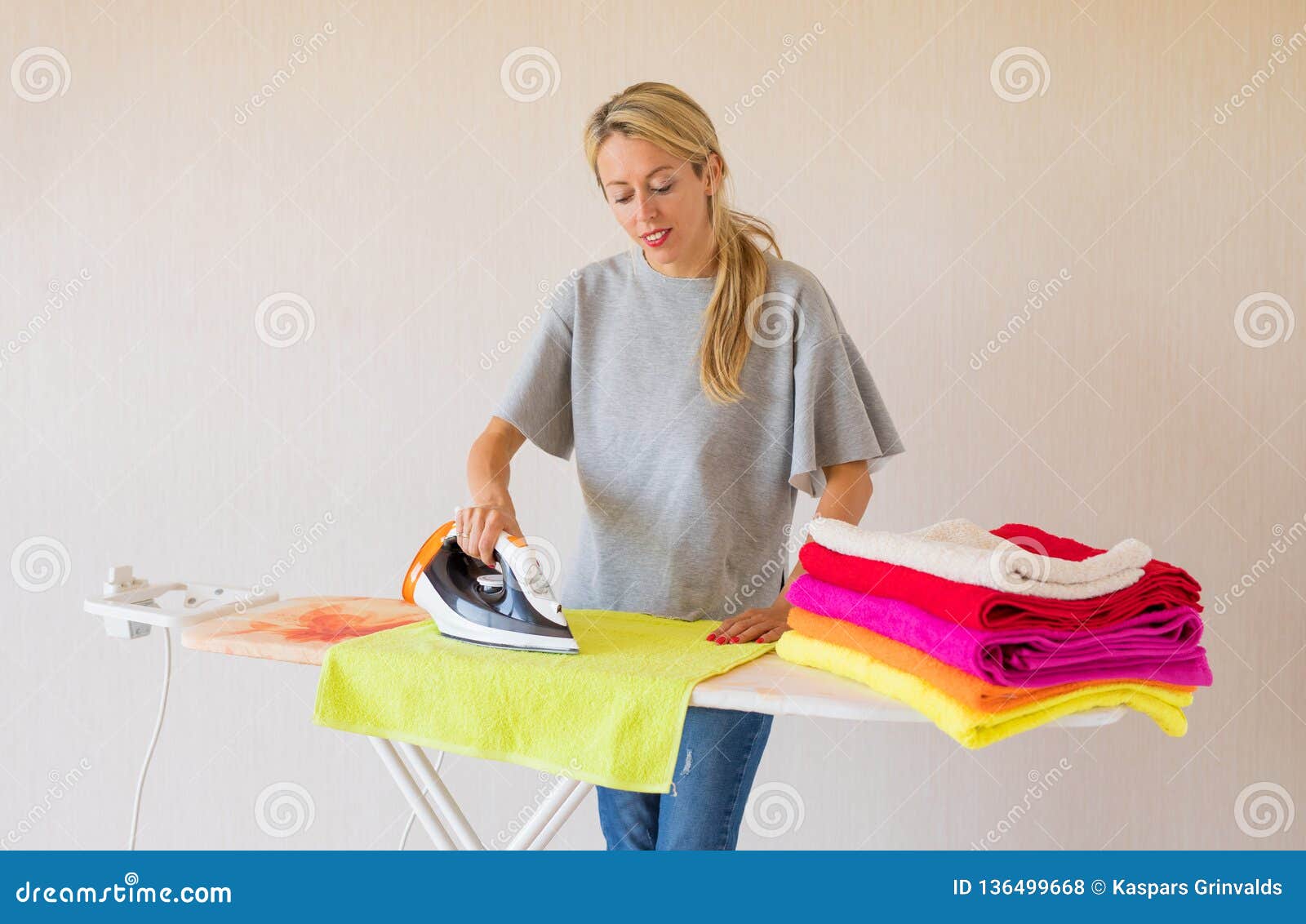 Roupa Passando Da Mulher Em Casa Foto de Stock - Imagem de doméstico ...