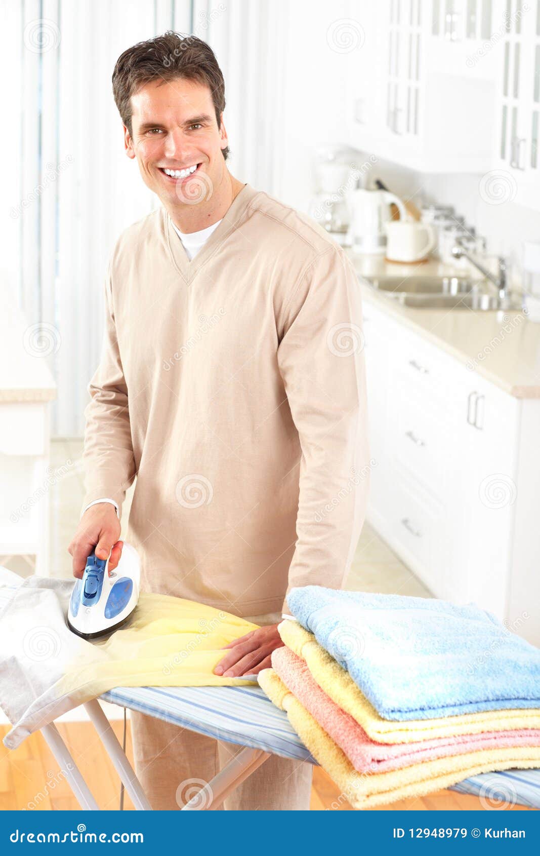 Roupa passando do homem imagem de stock. Imagem de interior - 12948979