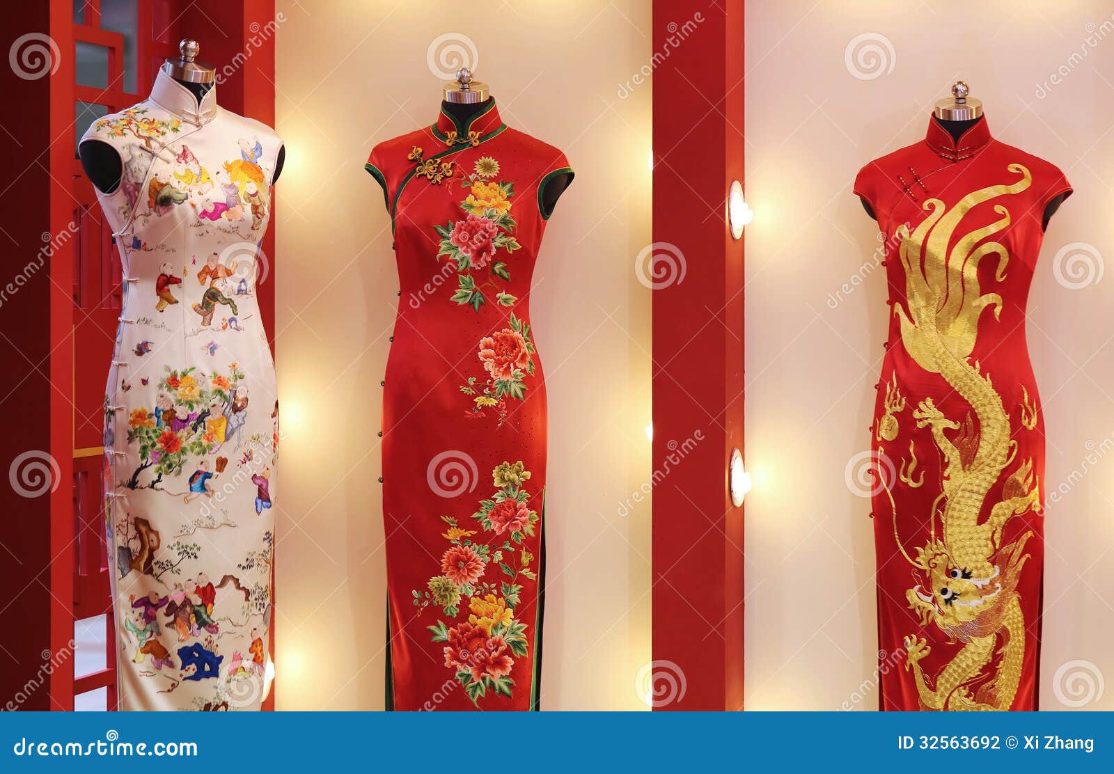 Roupa tradicional chinesa foto de stock. Imagem de mulheres - 32563692