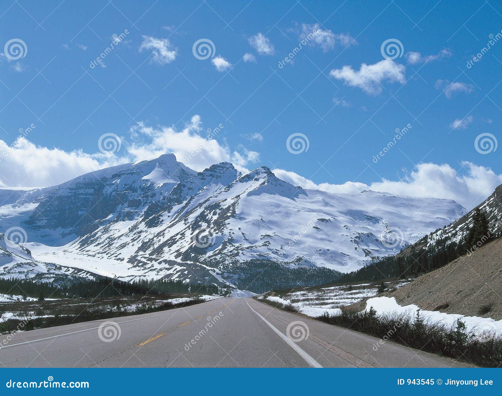 Route avec la montagne image stock. Image du arbres, nuages - 943545