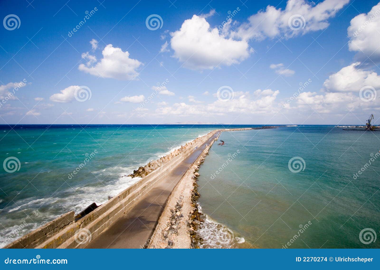 Route Dans La Mer Bleue Profonde Photo stock - Image du seaside, fond ...