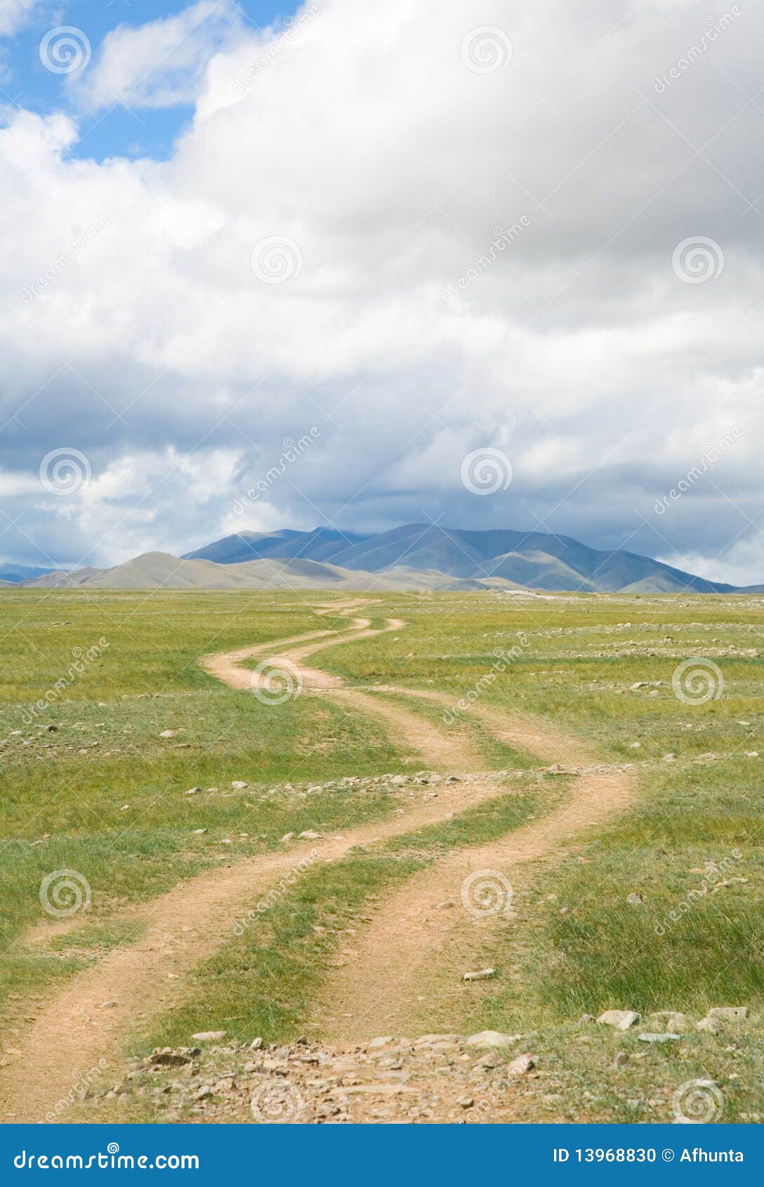 Route Dans Les Steppes De Montagne Photo stock - Image du bleu, route ...