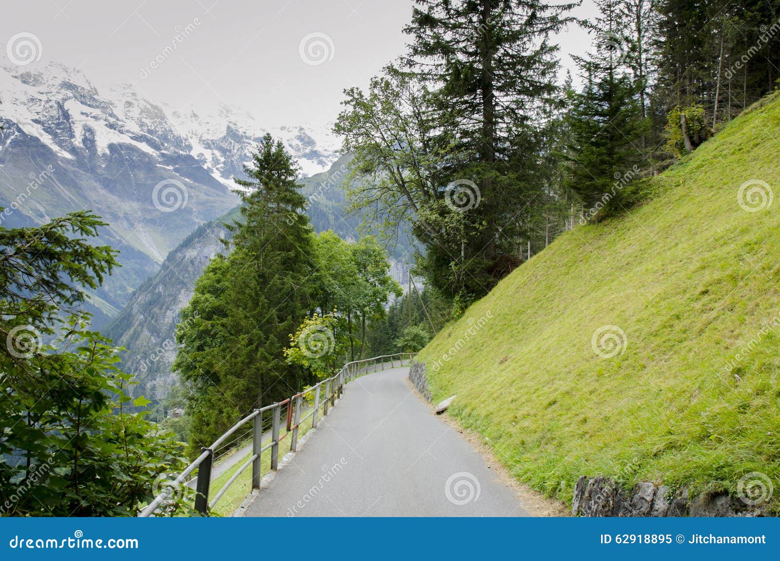 Route dans Murren, Suisse image stock. Image du europe - 62918895