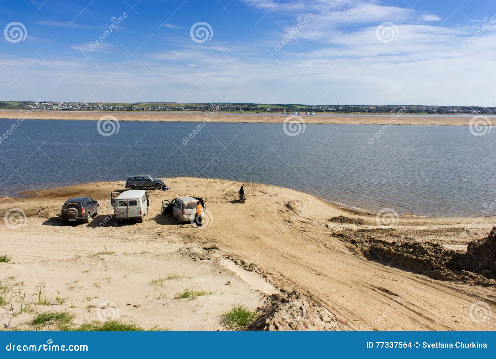 Route De Sandy Au Ferry-boat Et Aux Voitures Image stock éditorial ...