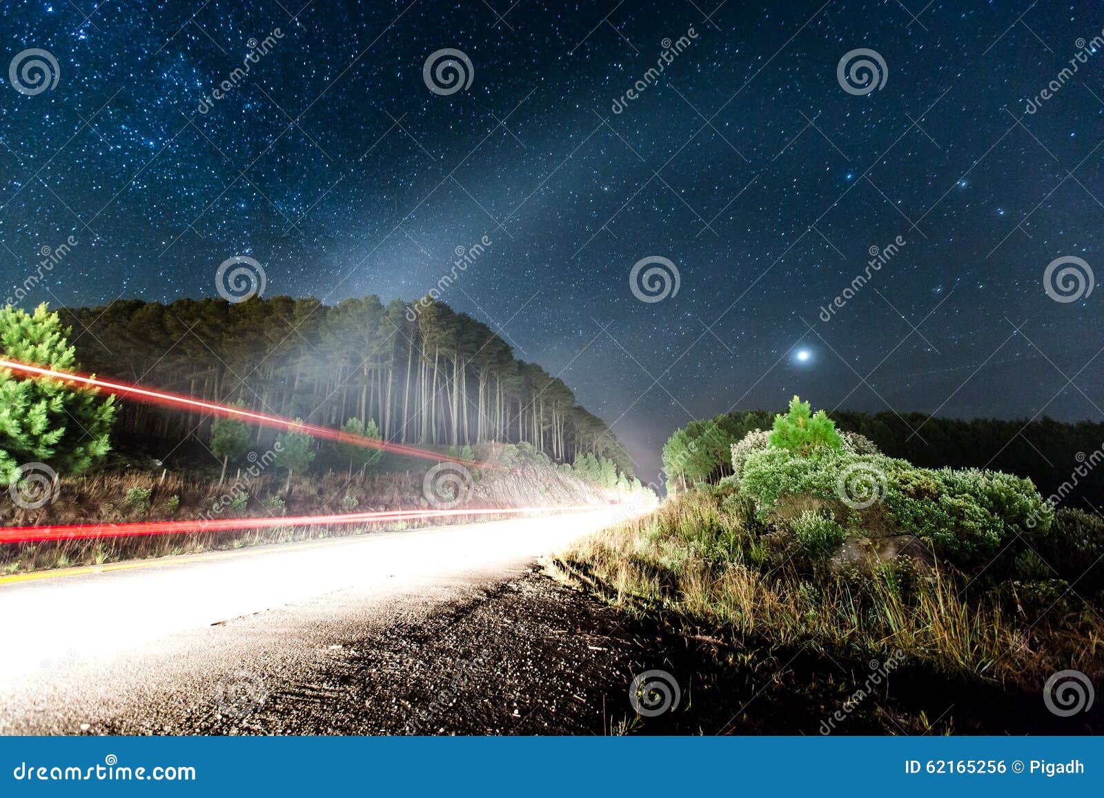 Route pendant la nuit photo stock. Image du nuit, photos - 62165256