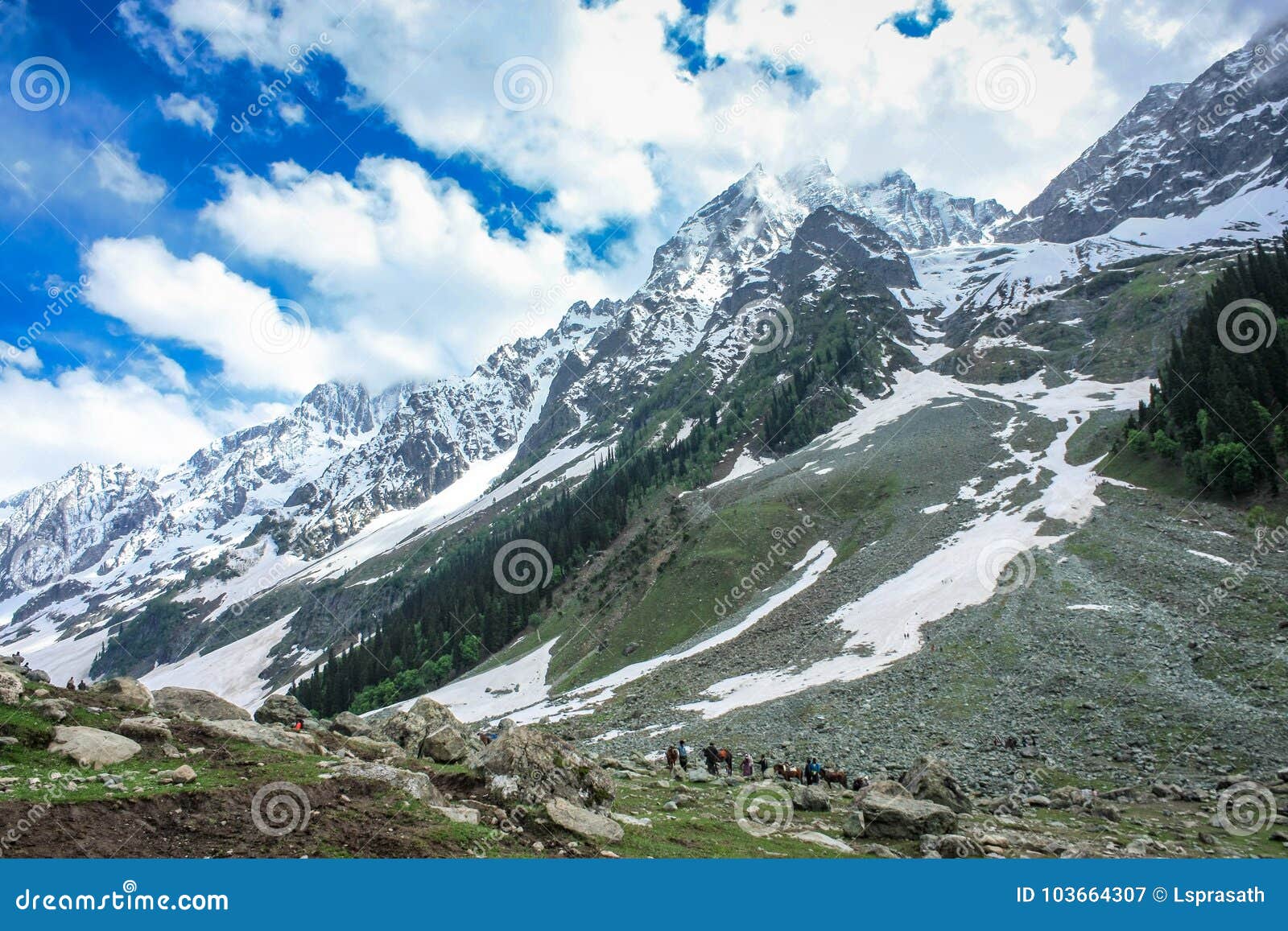 Route Rocailleuse Au Glacier De Thajiwas Image stock - Image du camper ...