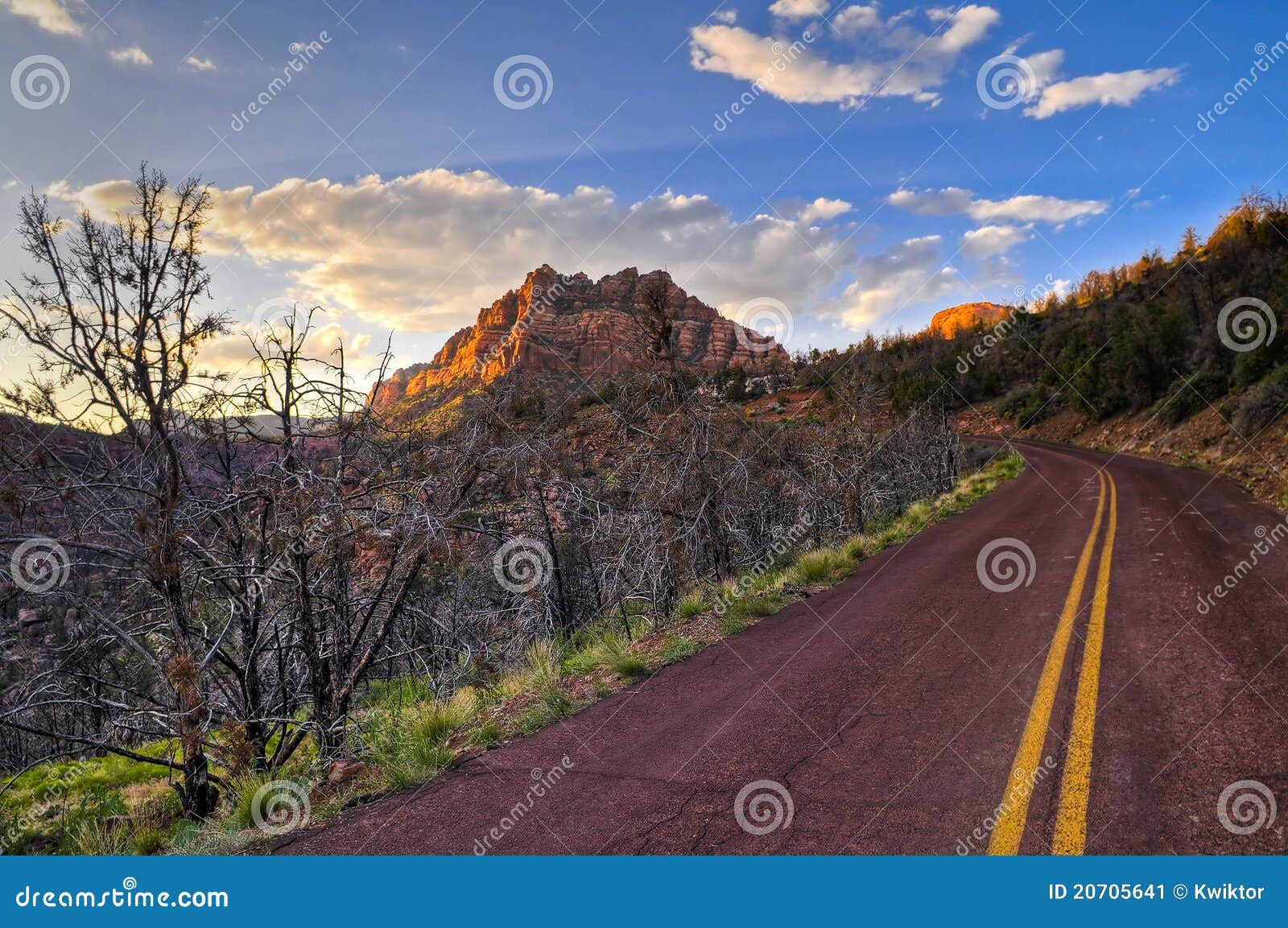 Route rouge image stock. Image du foncé, roche, grès - 20705641