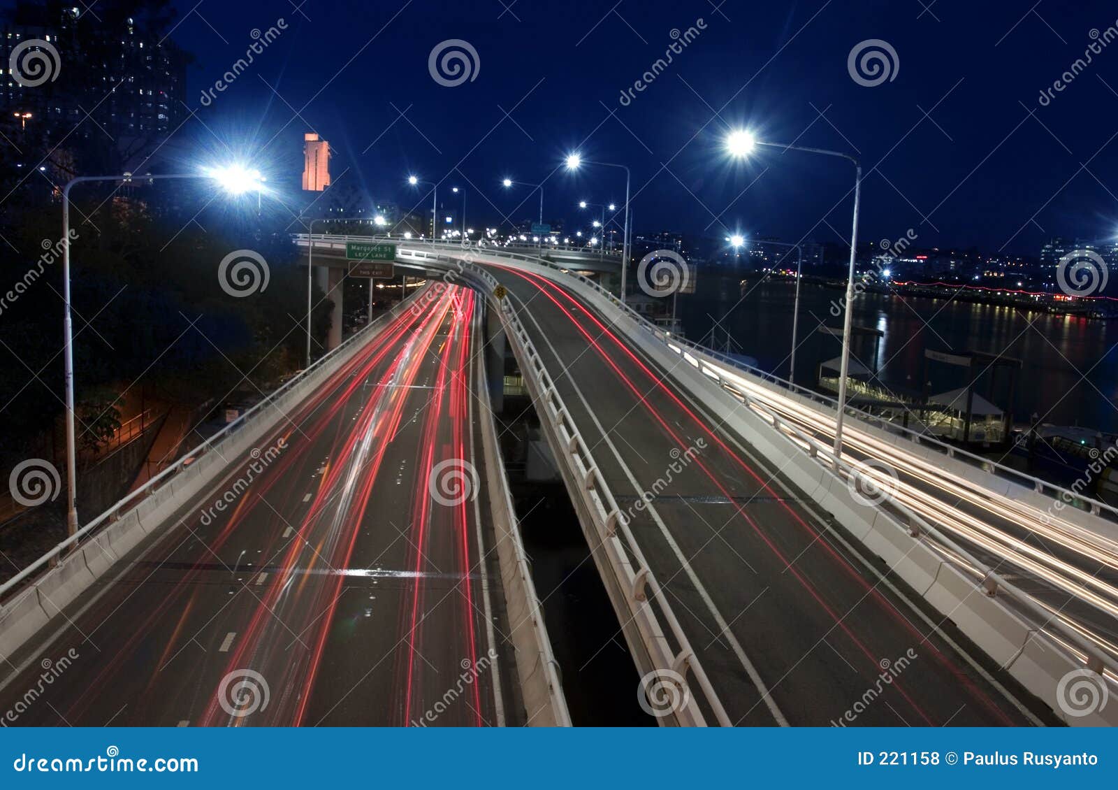 Route urbaine la nuit photo stock. Image du véhicules, nuit - 221158