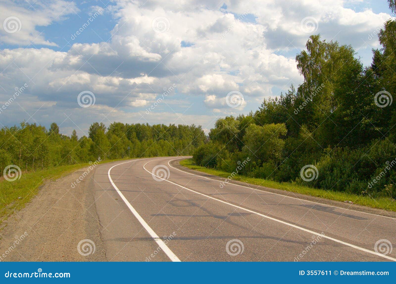 Route (virage) image stock. Image du ciel, herbe, route - 3557611