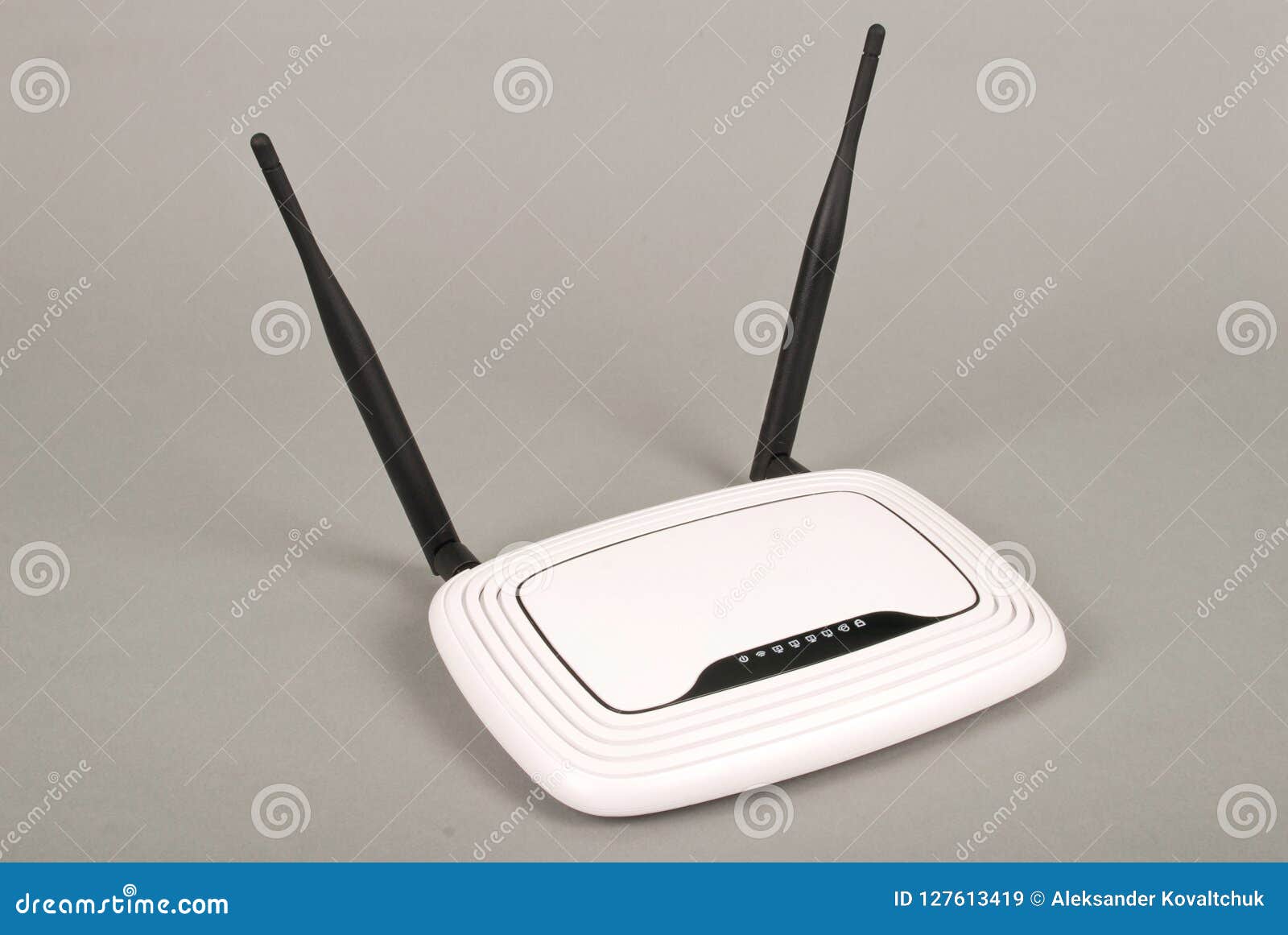 Router Blanco Del WI-FI Con Dos Antenas Imagen de archivo - Imagen de ...