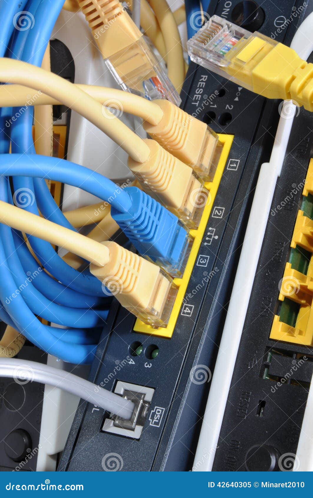 Router Con Los Cables Conectados Red Imagen de archivo - Imagen de ...
