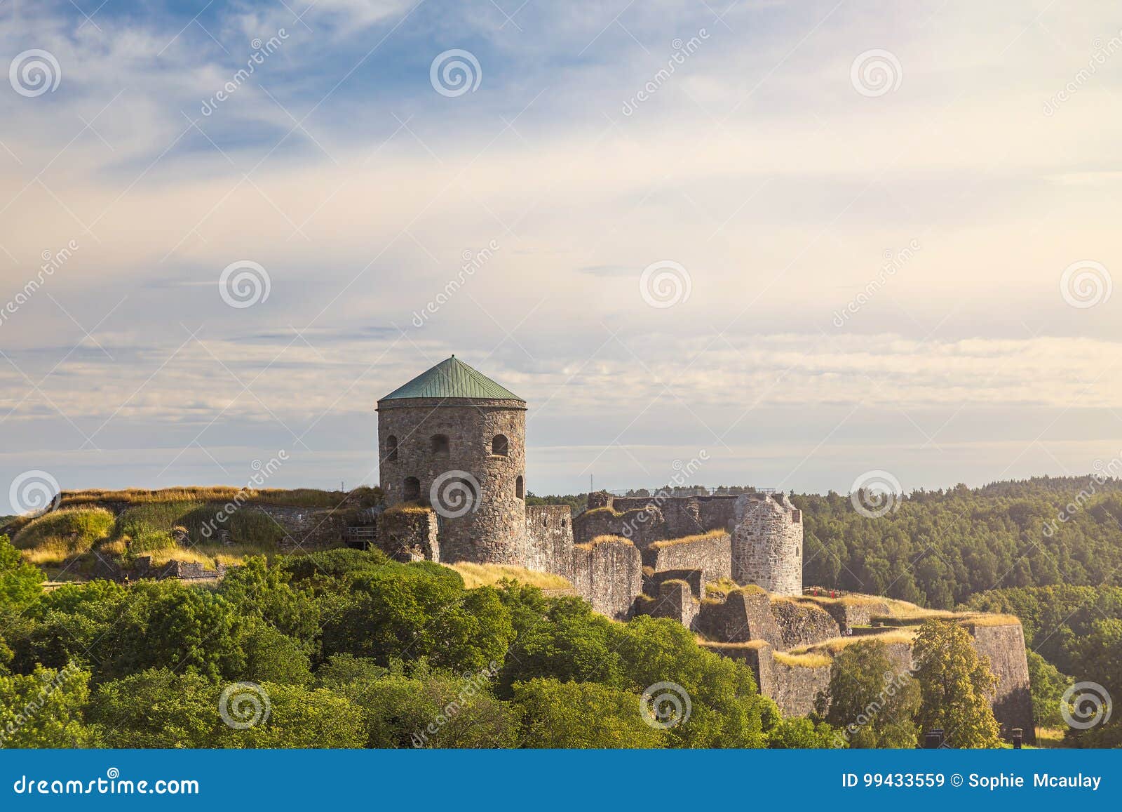 Rovina Della Fortezza Del Pendio Di Collina Di Bohus Immagine Stock ...