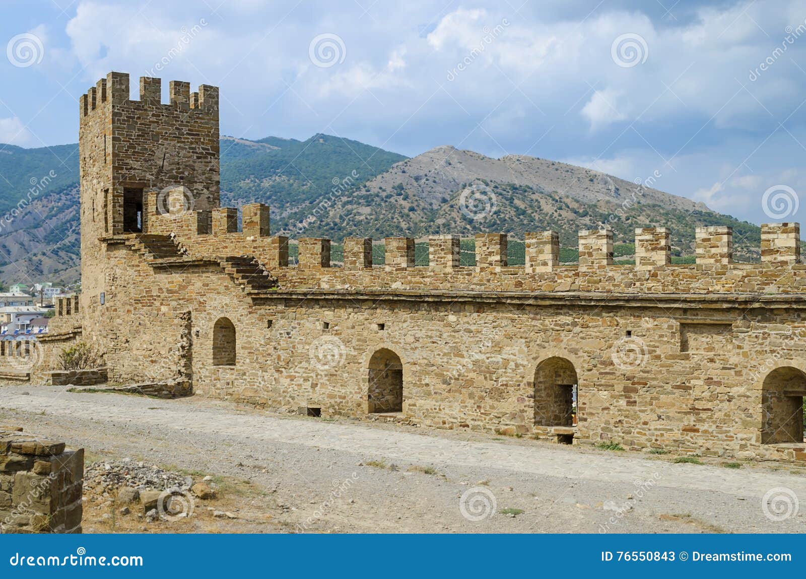 Rovine di vecchio castello immagine stock. Immagine di fortificazione ...