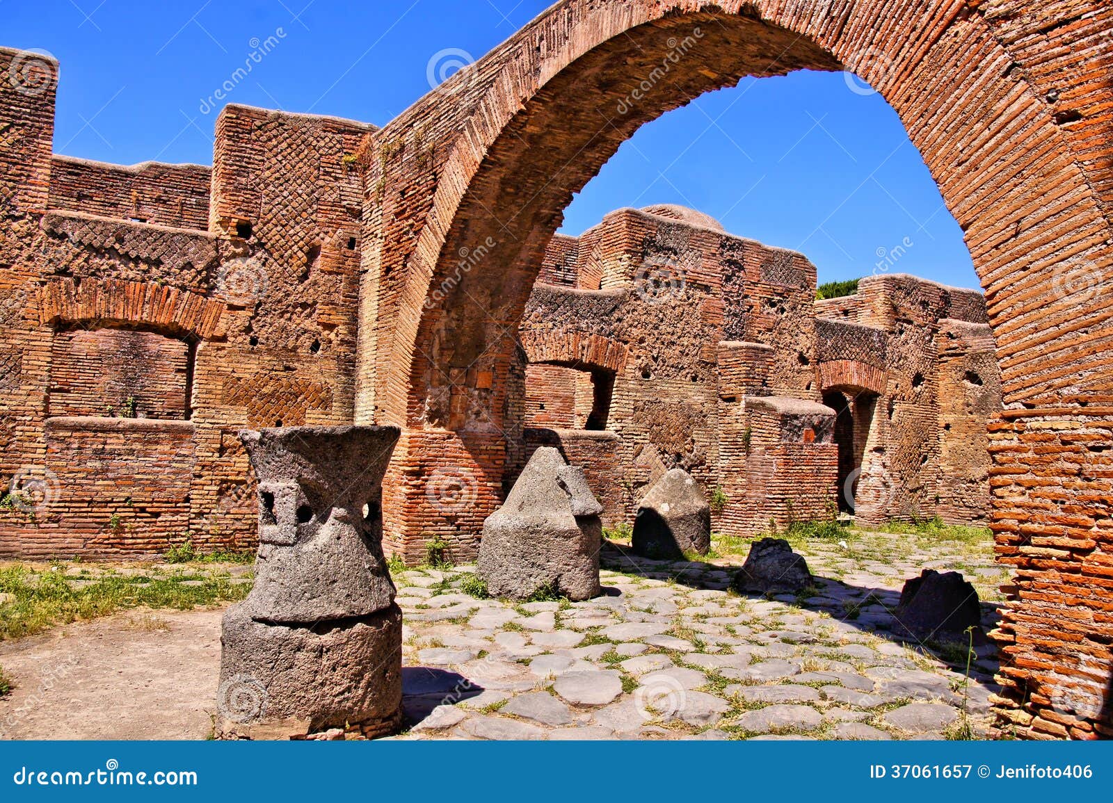 Rovine romane antiche immagine stock. Immagine di imperiale - 37061657