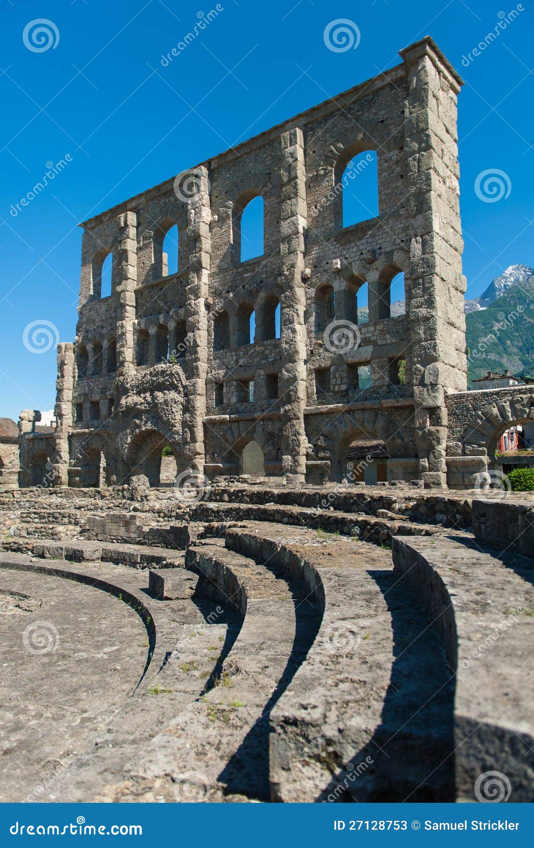 Rovine romane in Aosta immagine stock. Immagine di limite - 27128753