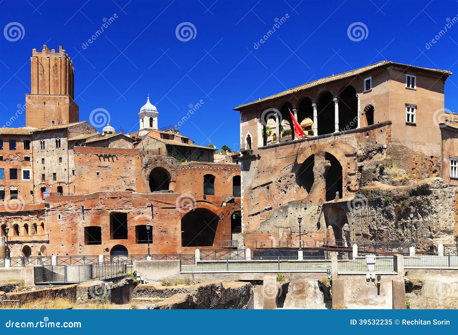 Rovine romane a Roma immagine stock. Immagine di famoso - 39532235
