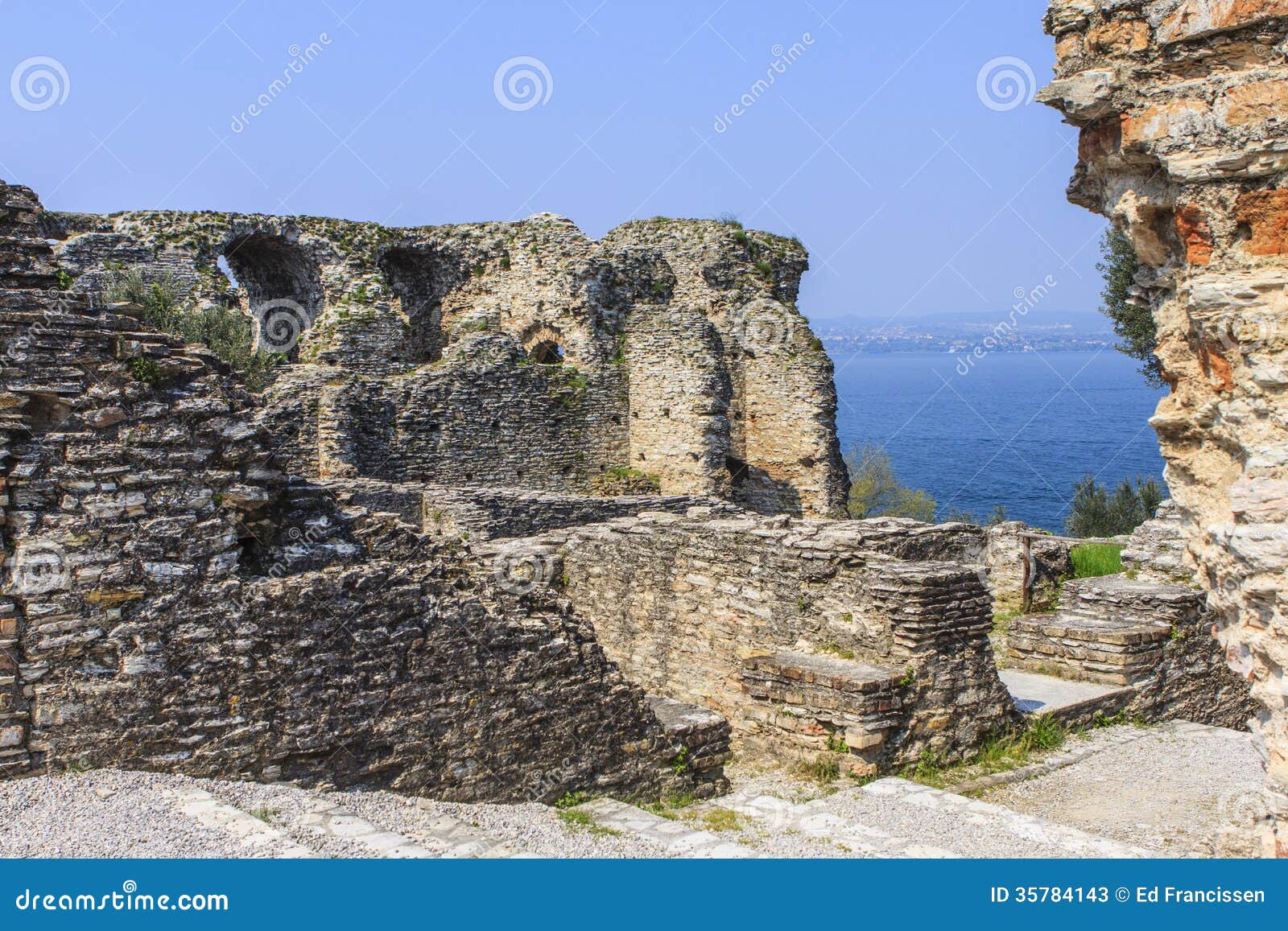 Rovine Romane Vicino a Sirmione. Immagine Stock - Immagine di arco ...