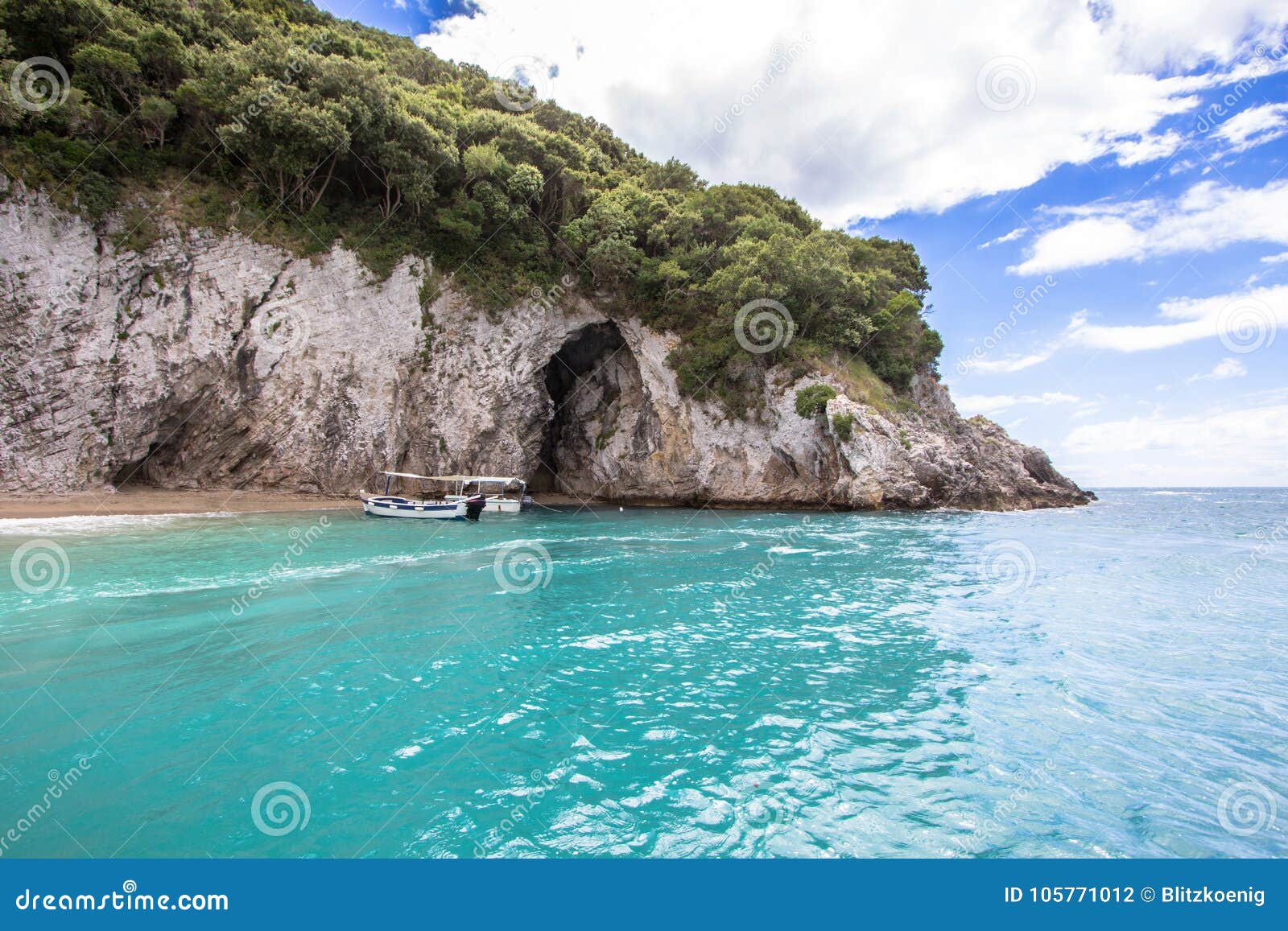 Rovinia Strand, Korfu, Grekland Arkivfoto - Bild av klippa, kust: 105771012