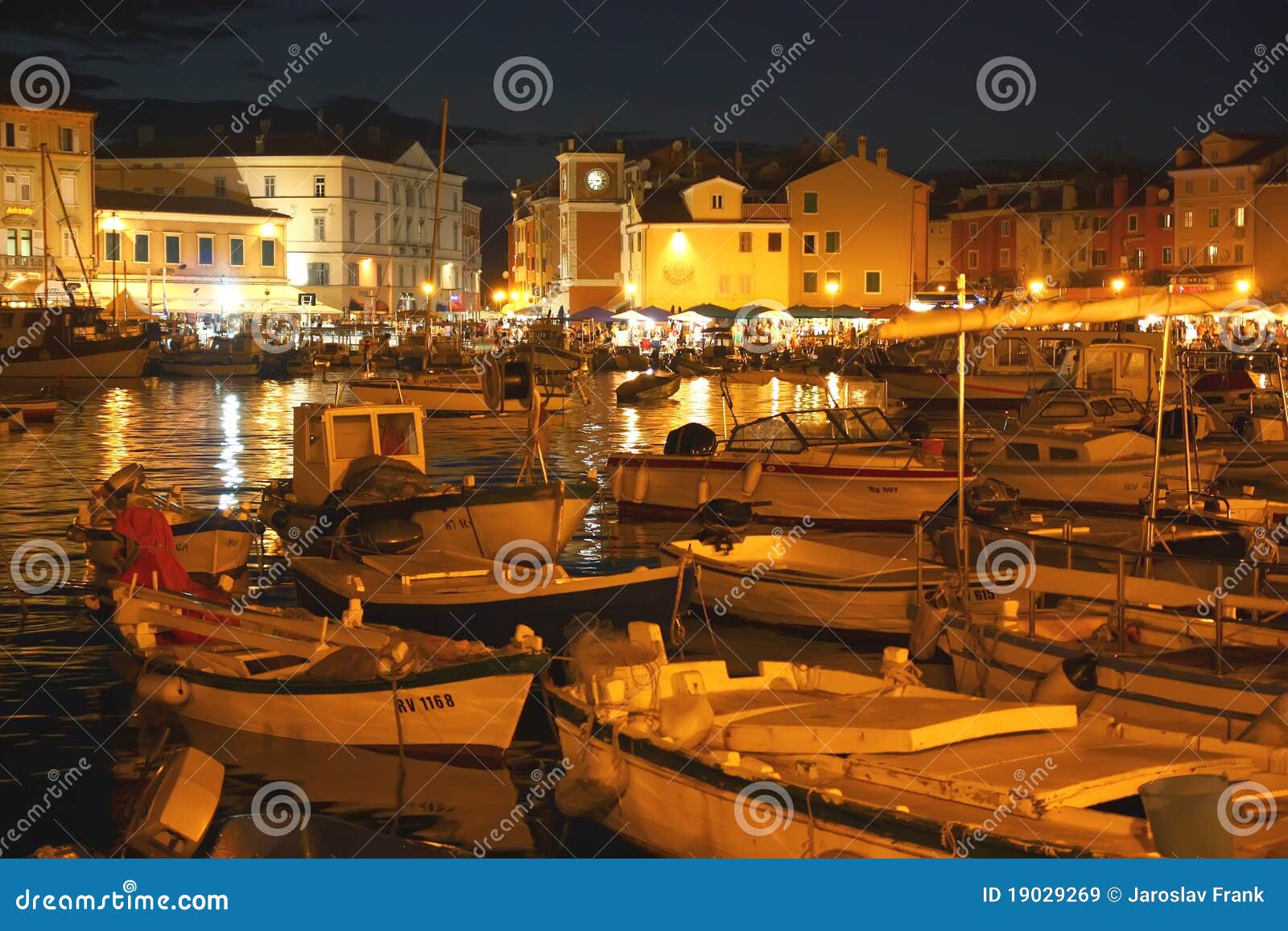 Rovinj bij nacht (Kroatië) stock afbeelding. Image of haven - 19029269