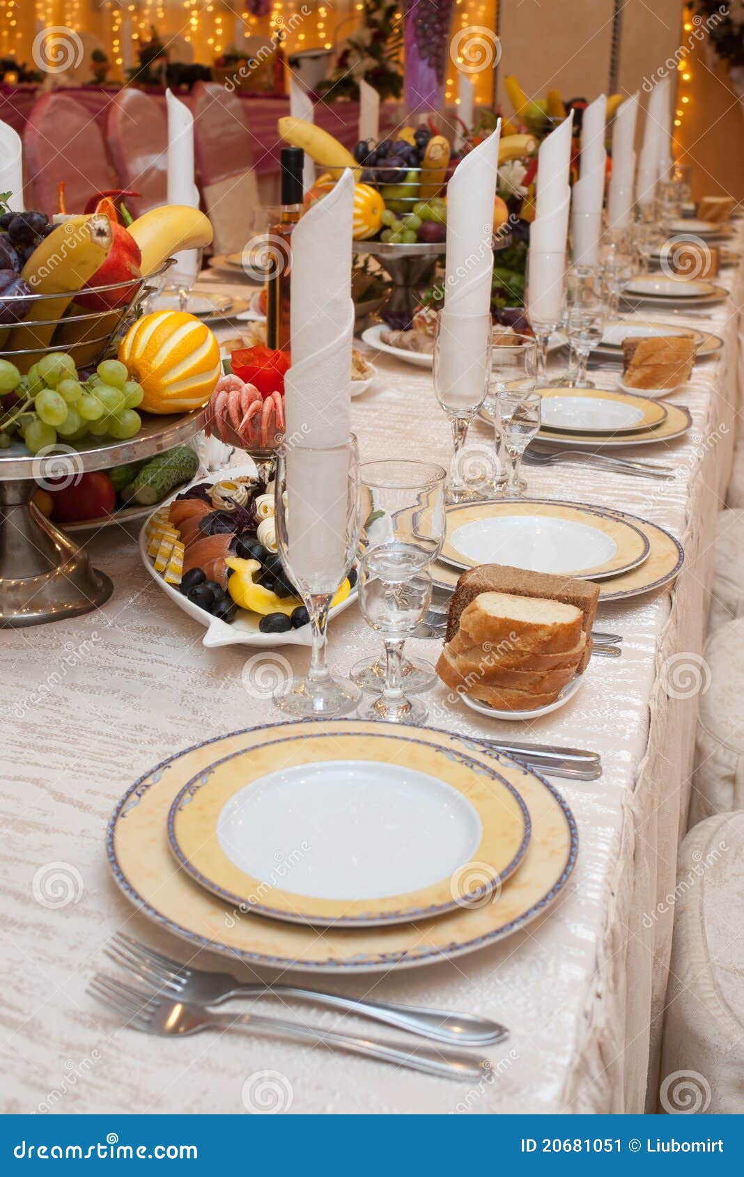 Row of plates in a banquet stock image. Image of focus - 20681051