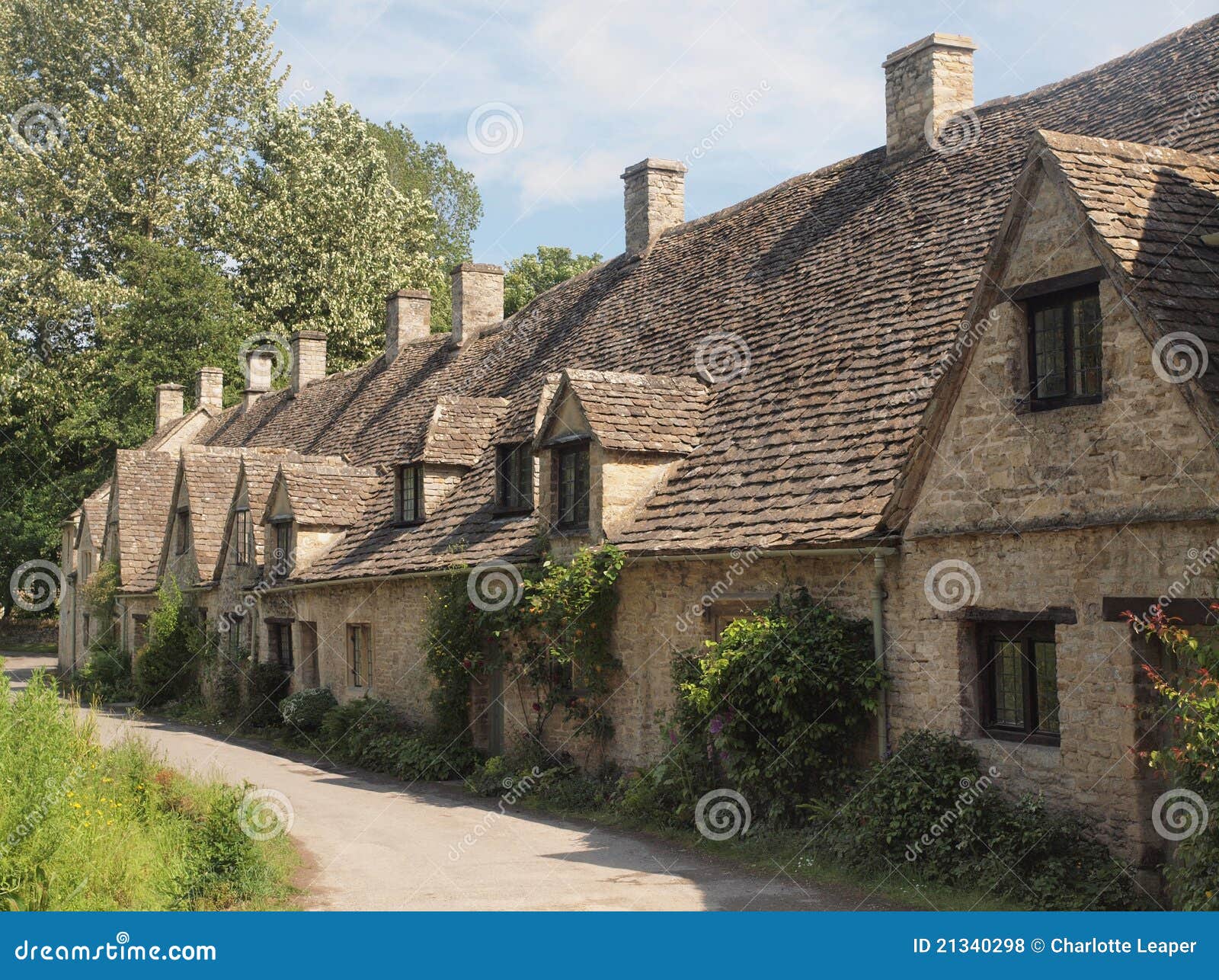 Row of Traditional English Cottages Editorial Stock Photo - Image of ...