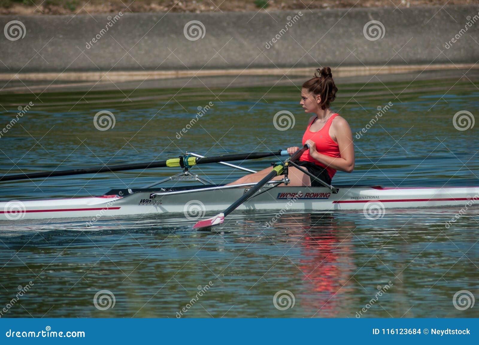 Rowing De La Mujer En El Canal Imagen de archivo editorial - Imagen de ...