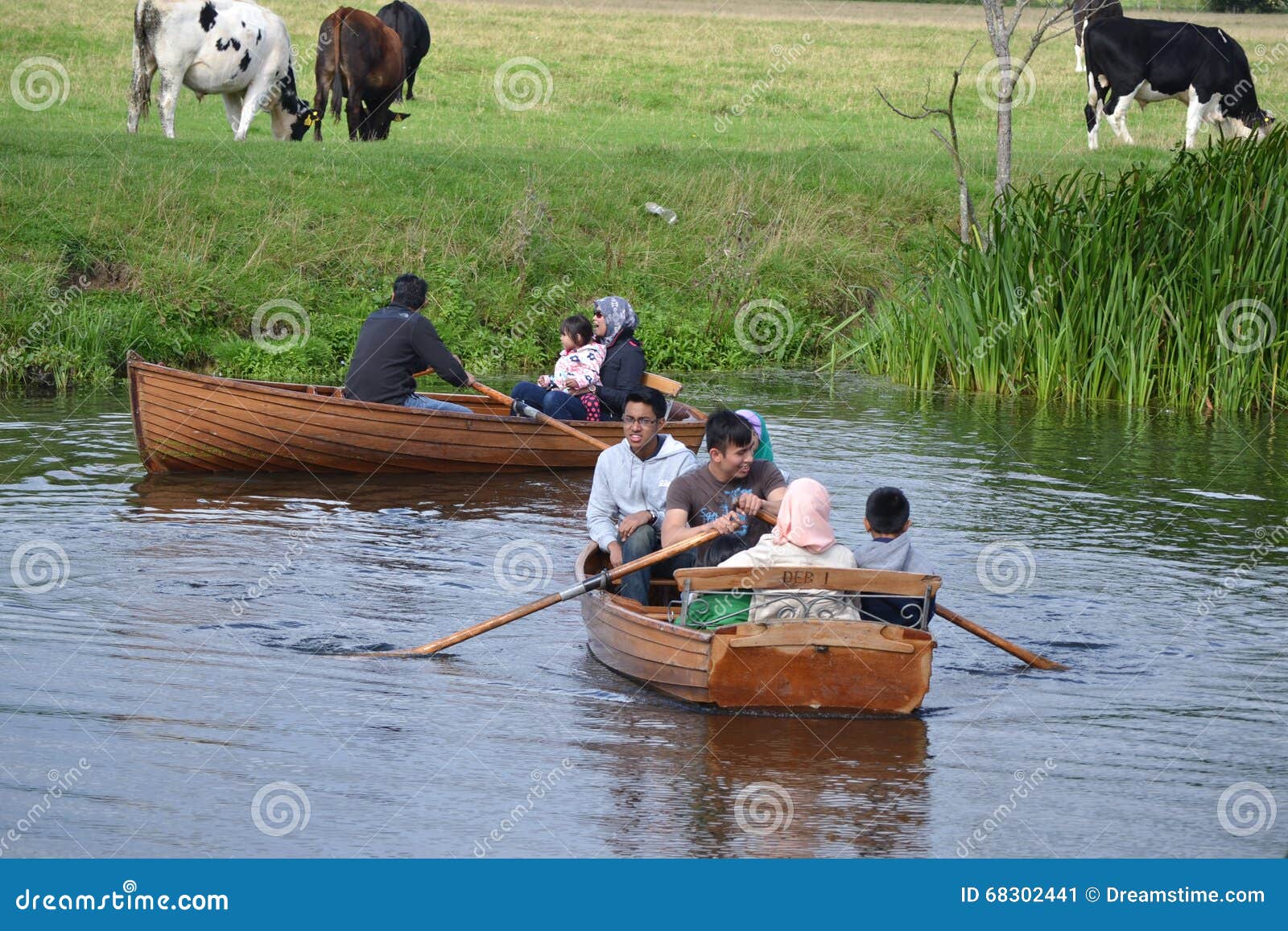 Rowing in Dedham Valey editorial photo. Image of autumn - 68302441