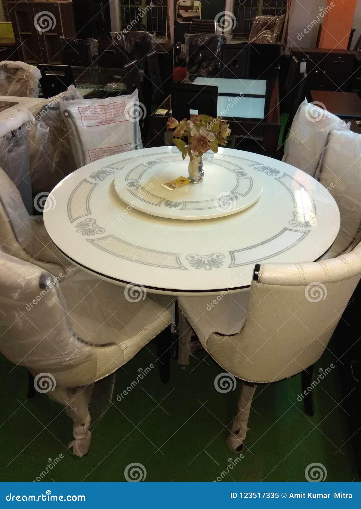Royal Dining Table editorial image. Image of interior - 123517335
