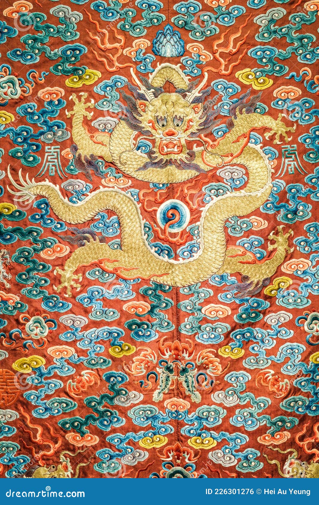 Royal Dragon Pattern of the Clothes of the Ancient Chinese Emperor ...