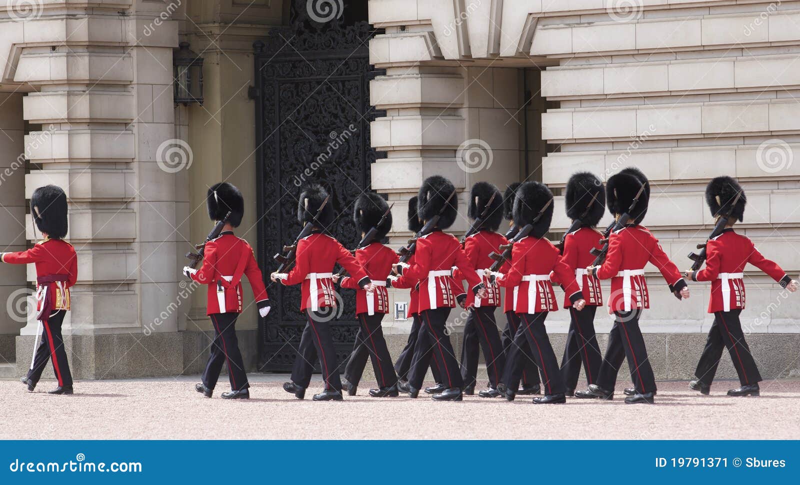 Royal Guard Changing at Buckingham Palace Editorial Photo - Image of ...