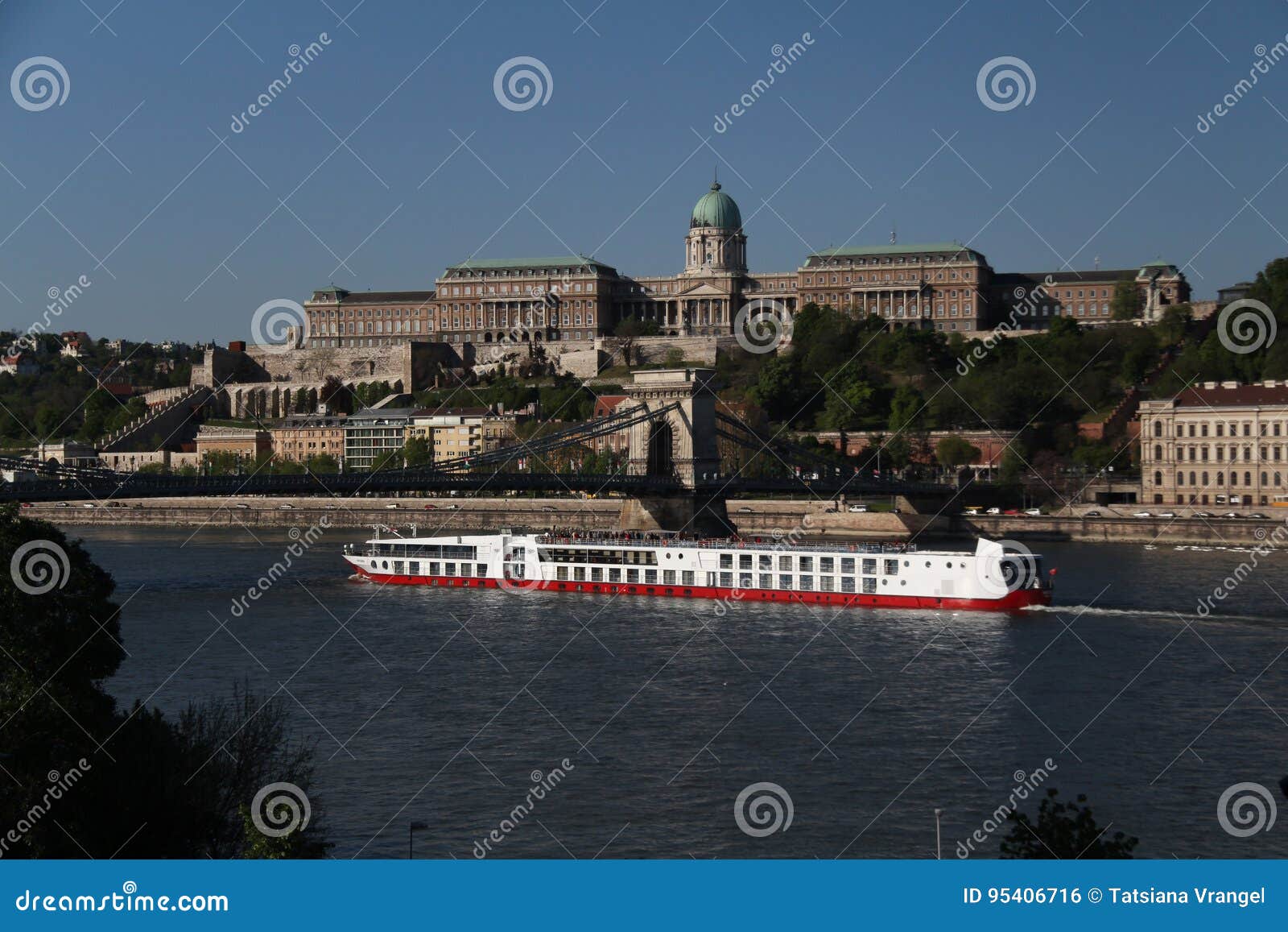Royal Palace in Boedapest En FloatingDanube Riverin Dan Stock Foto ...