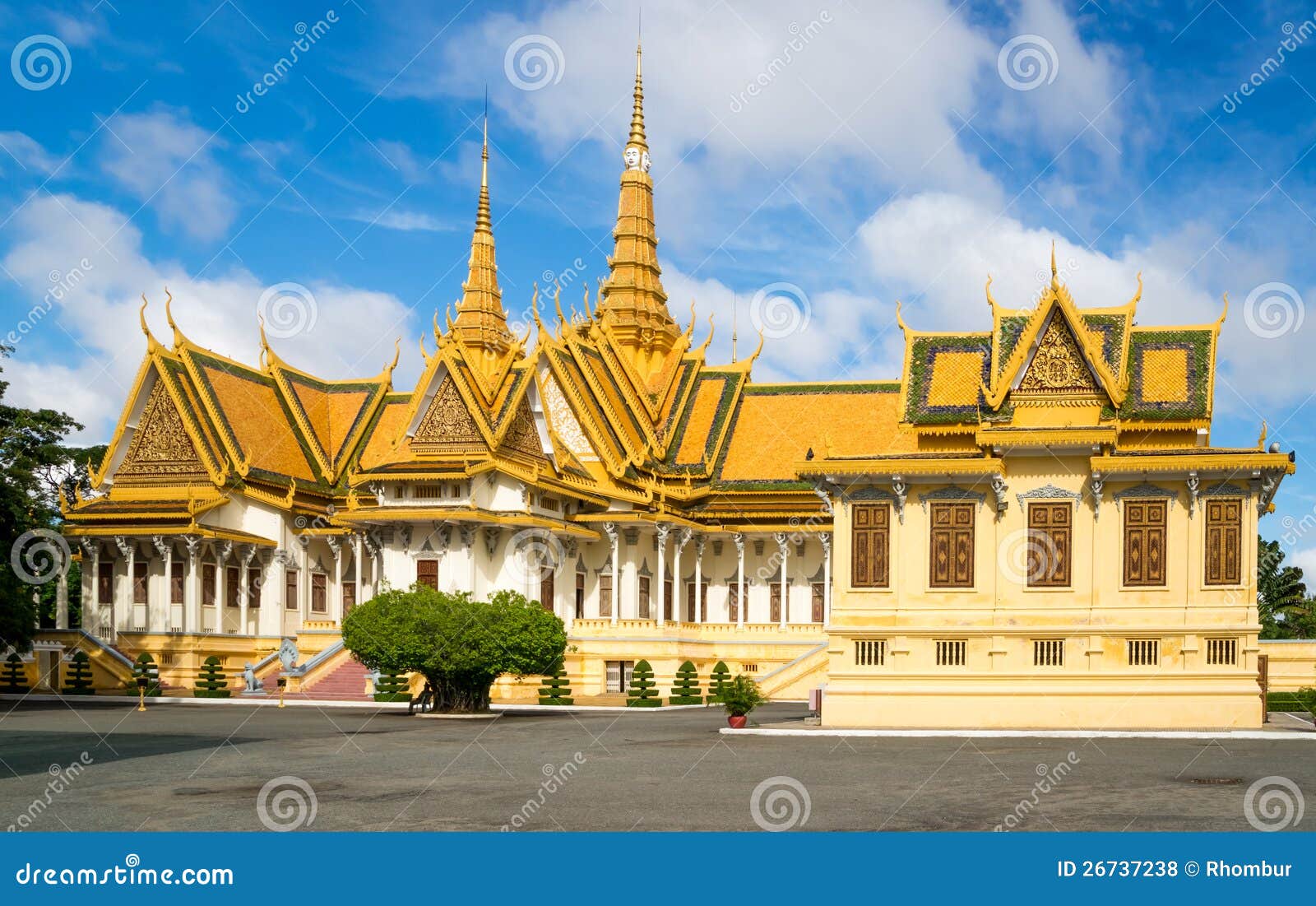 The Royal Palace in Phnom Penh Stock Photo - Image of travel, cloud ...
