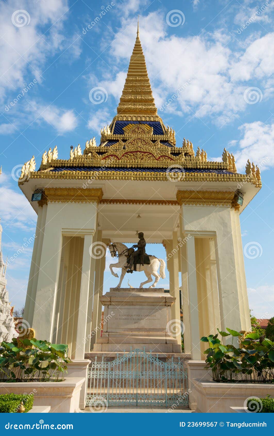 Royal Palace temple statue stock image. Image of golden - 23699567