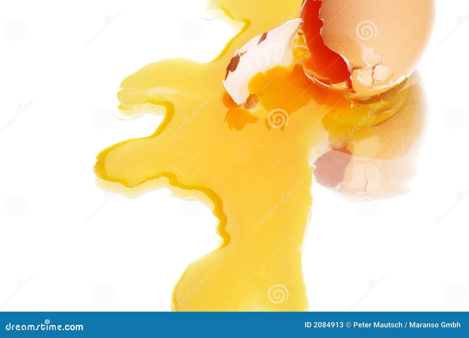 Rozbite jajko obraz stock. Obraz złożonej z dekoracje - 2084913