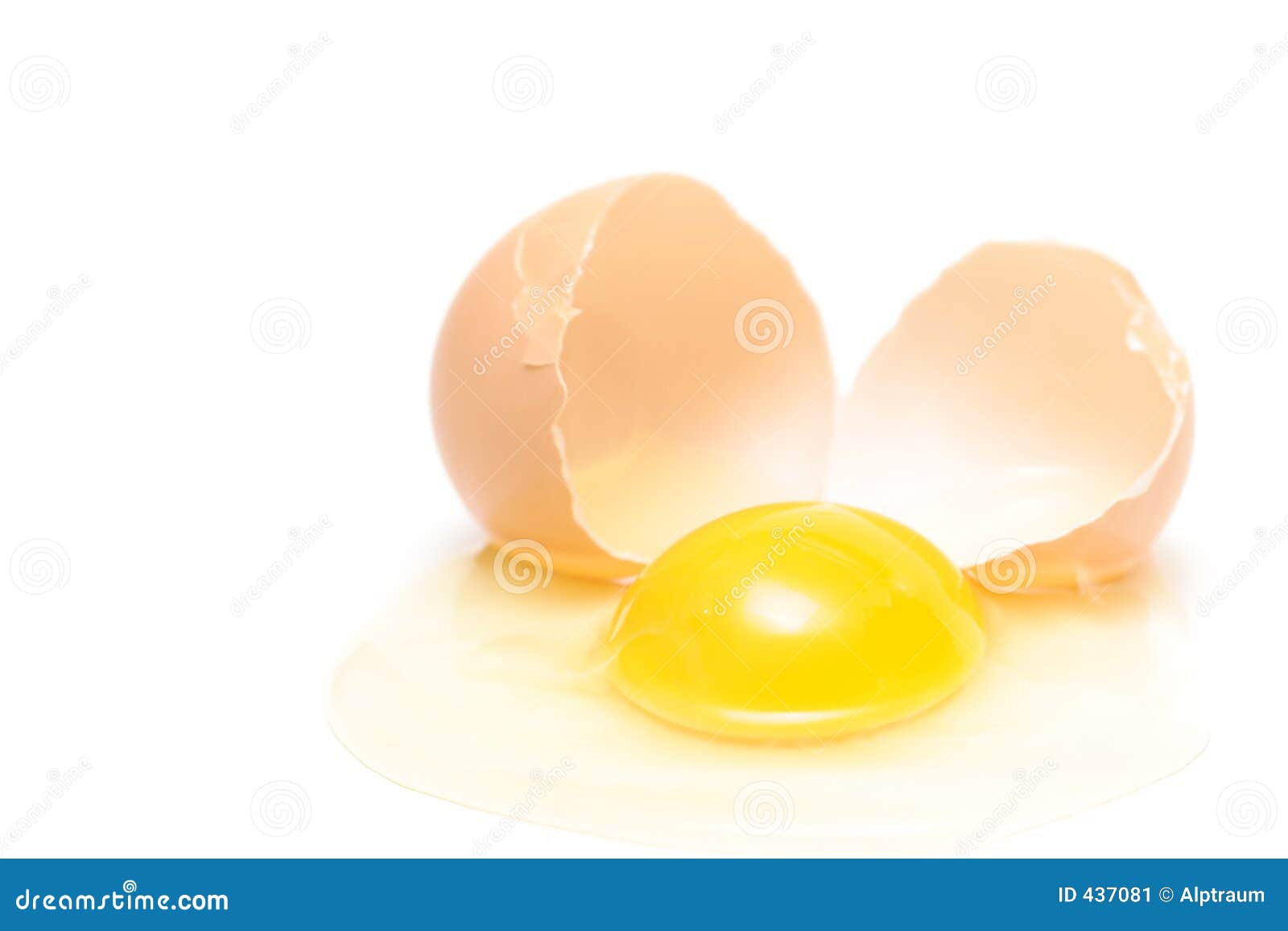 Rozbite jajko w white obraz stock. Obraz złożonej z pomarańcze - 437081