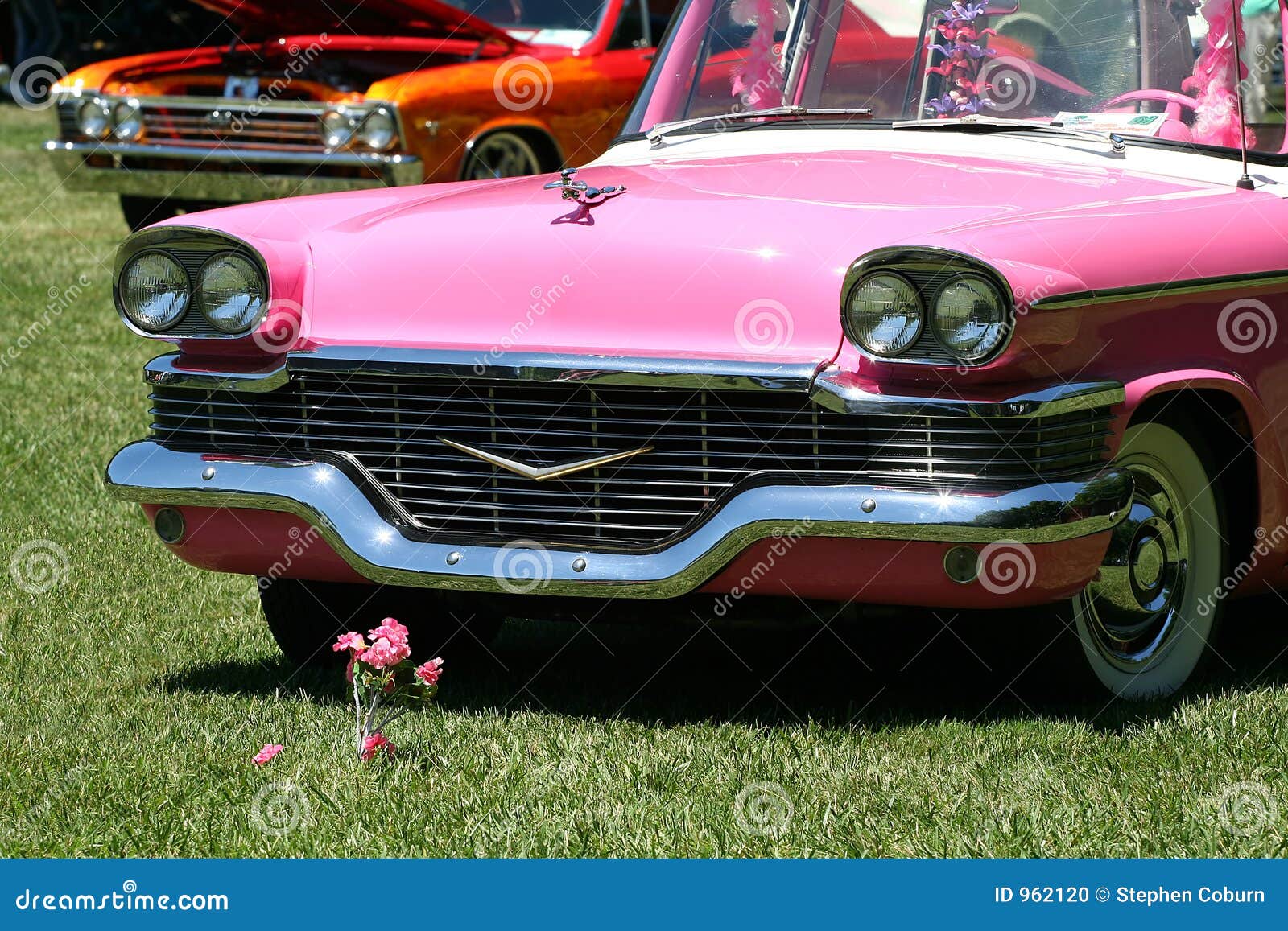 Roze Auto stock foto. Image of vervoer, aandrijving, antiquiteit - 962120