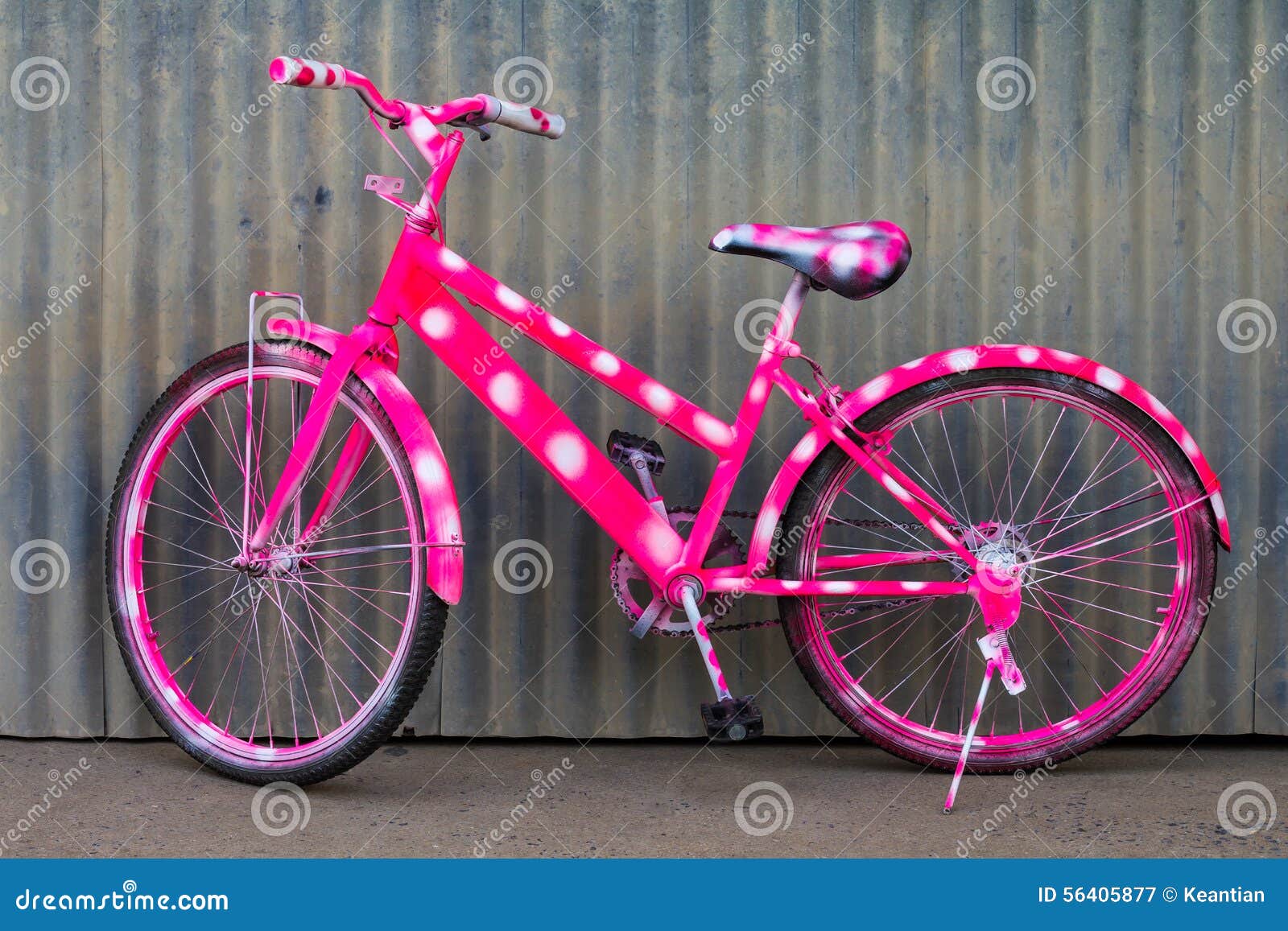 Roze De Bergfiets Van De Zinkmuur Stock Afbeelding - Image of ...
